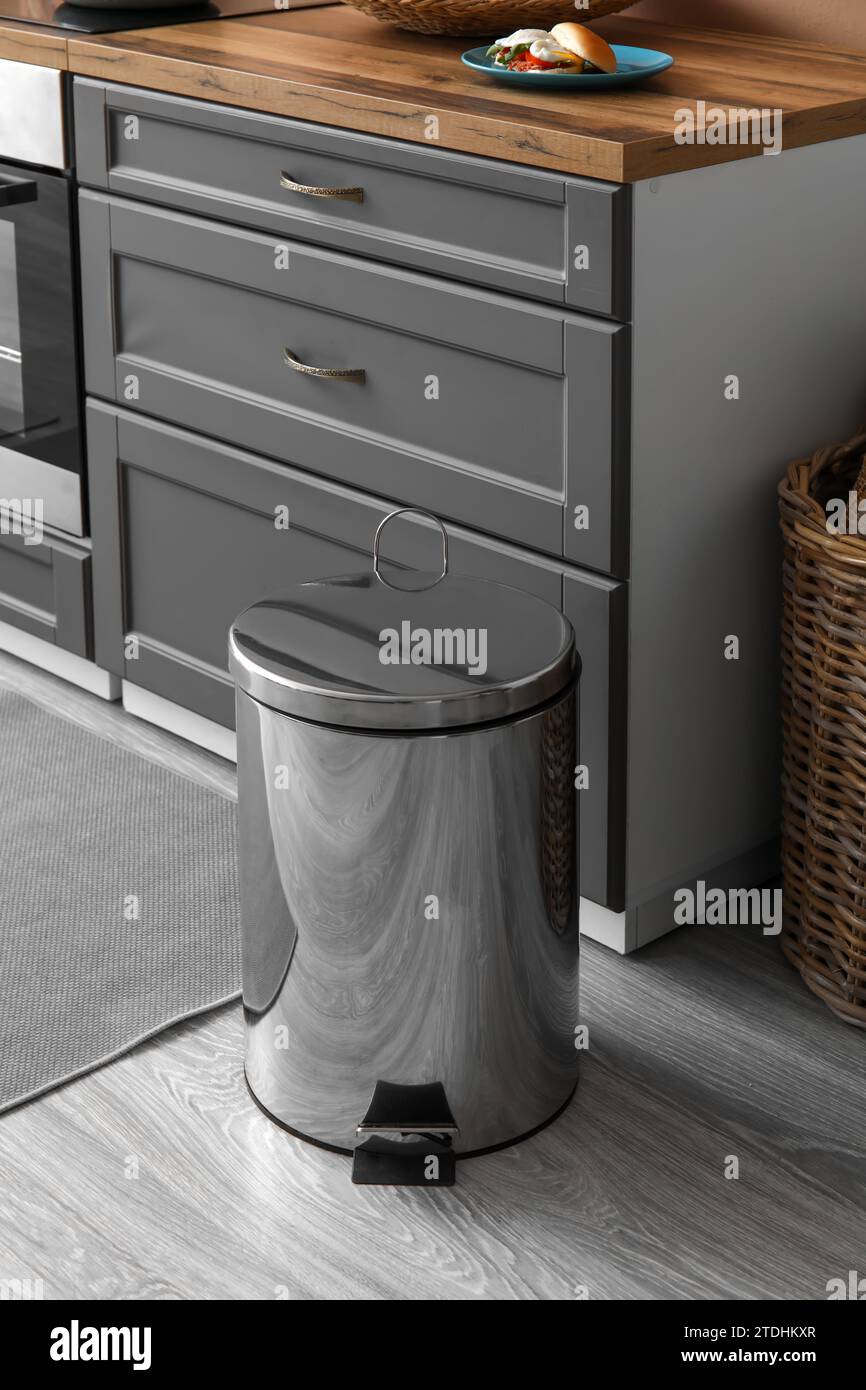 Metallic trash bin on floor in modern kitchen Stock Photo - Alamy