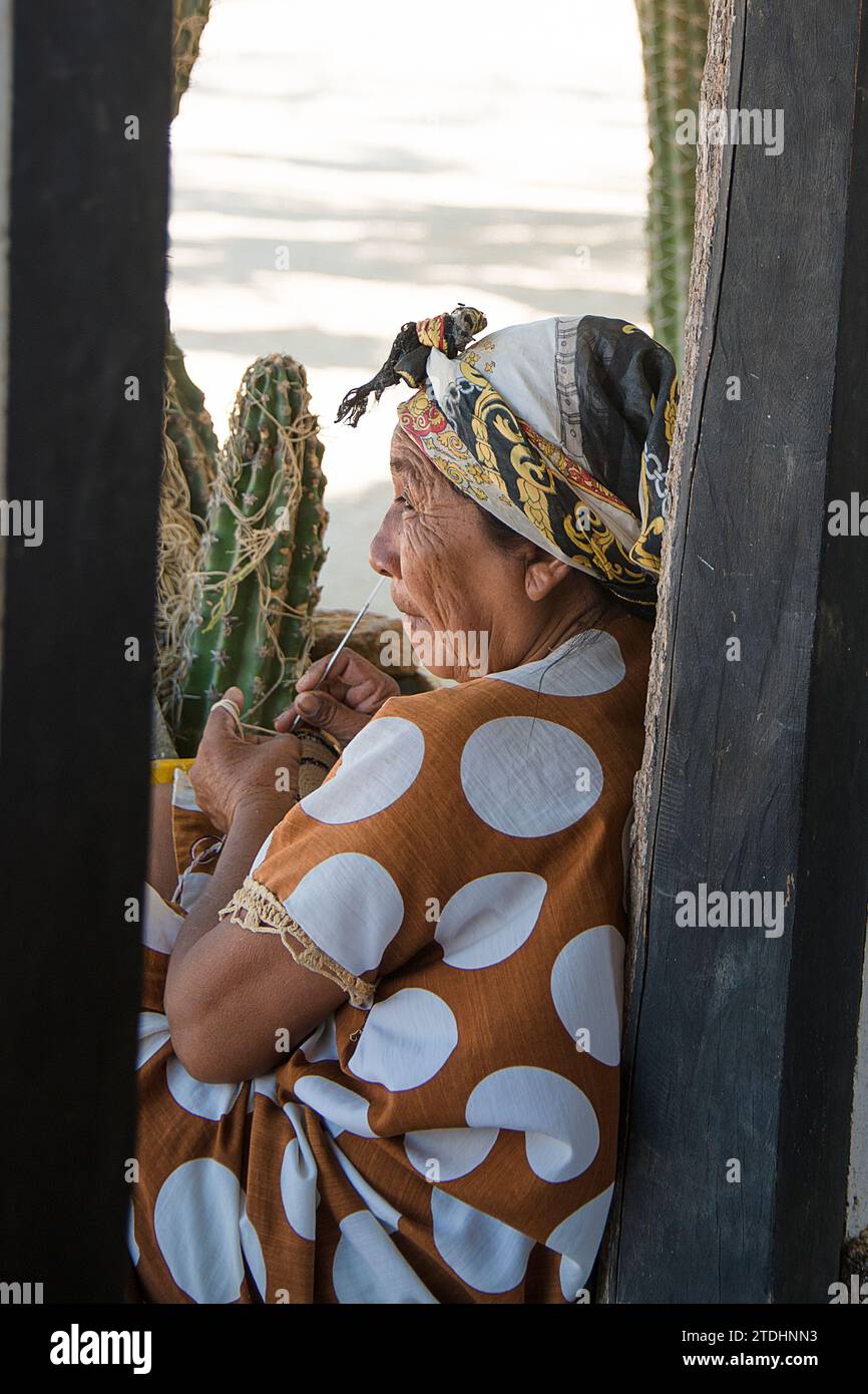 Wayuu woman weaving handmade handbags in Guajira Stock Photo - Alamy