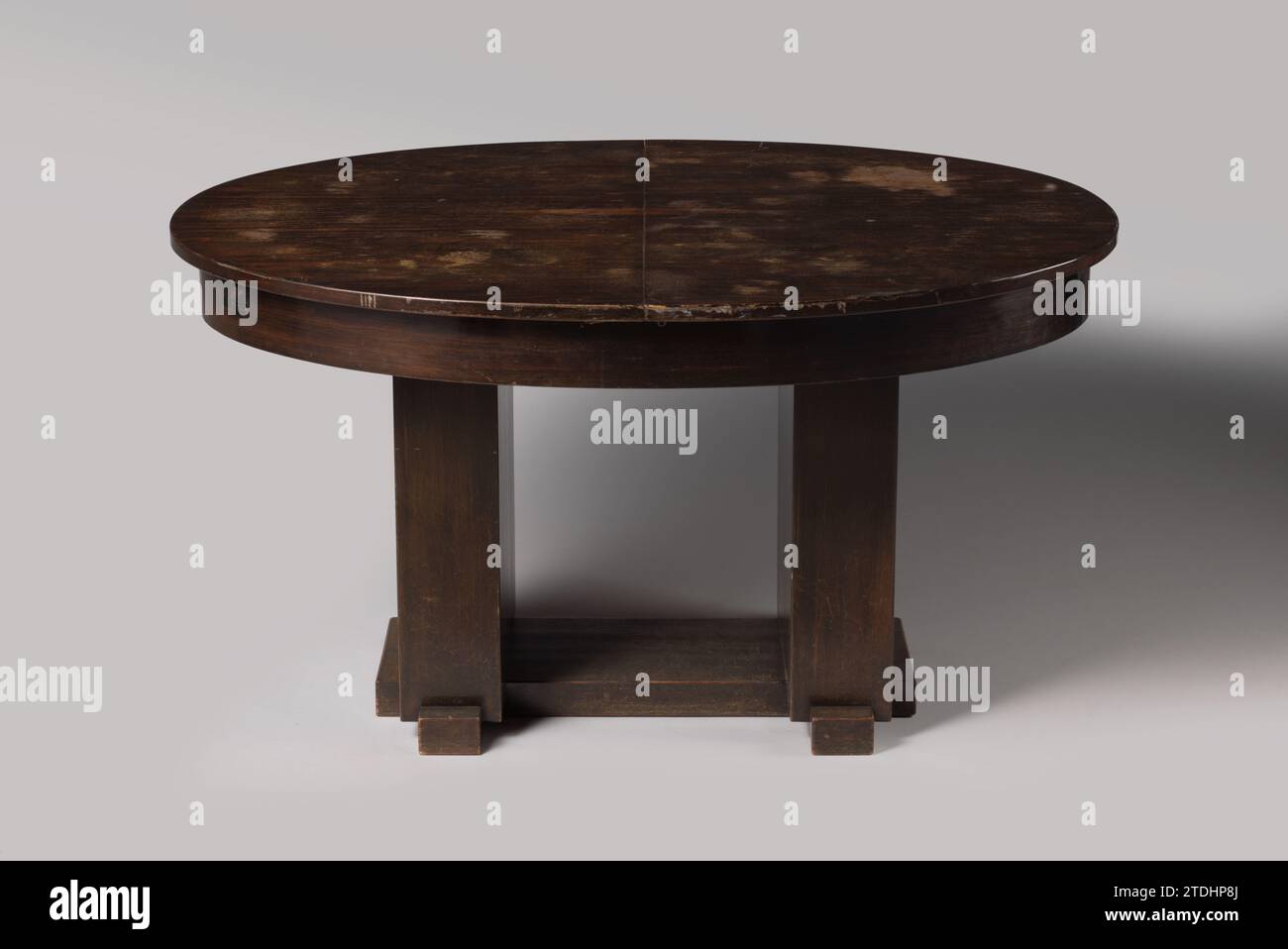 Table with oval tabletop and two side sheets resting on wide ...
