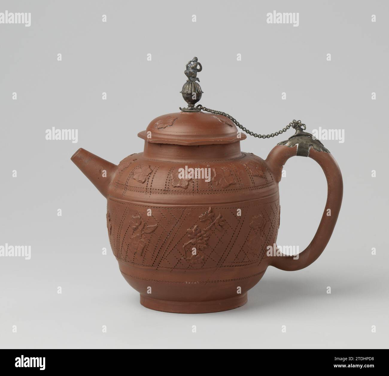 Teapot of red stoneware with lid with silver chain, Jacobus de Caluwe ...