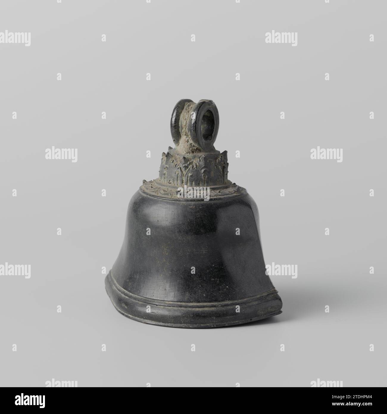 Bel, anonymous, 930 - 1600 Elephant or cow bell, bronze, crowned by ...