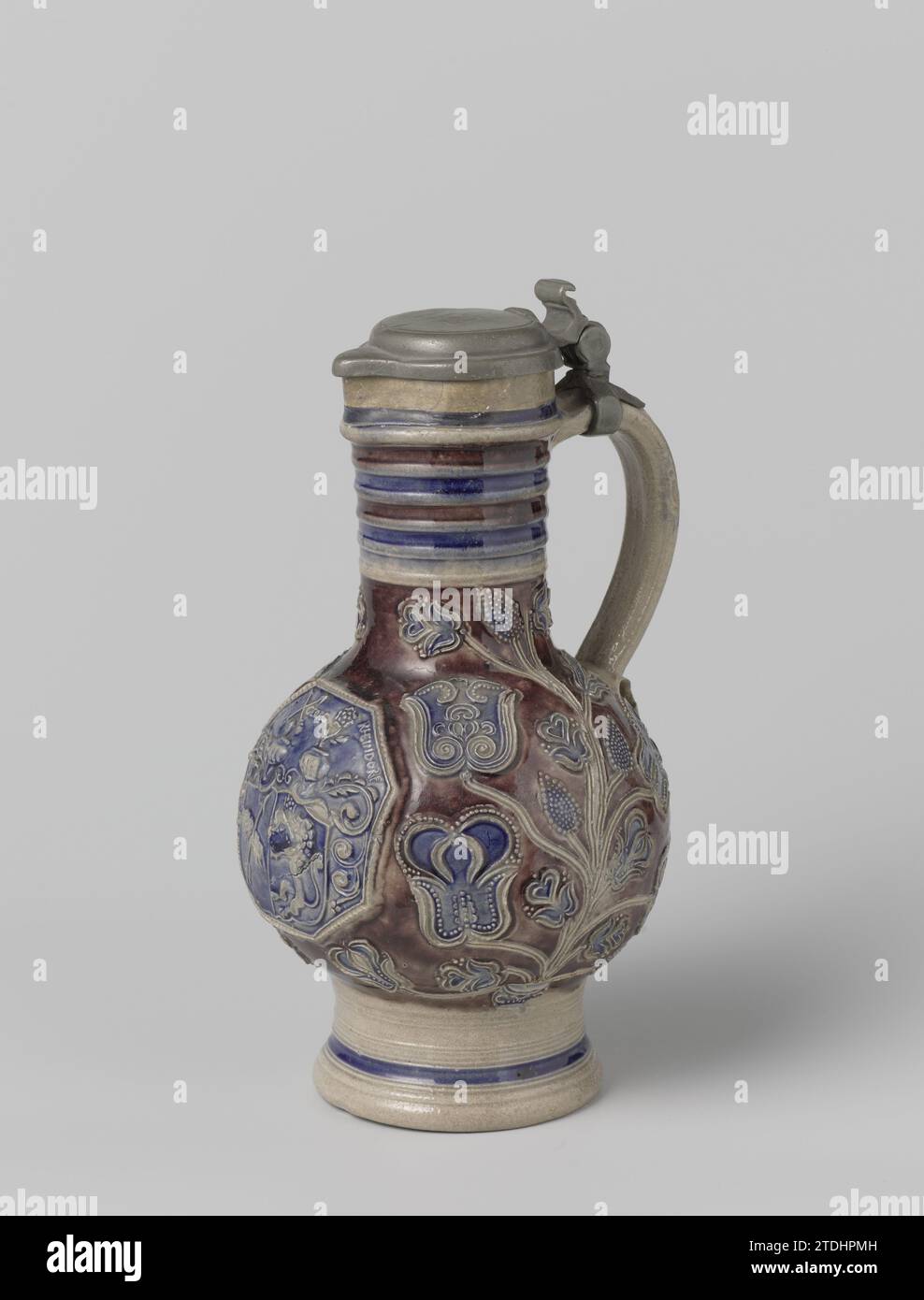 Jug with a coat of arms and floral scrolls, anonymous, c. 1650 - c. 1710 Can of stoneware on a ...