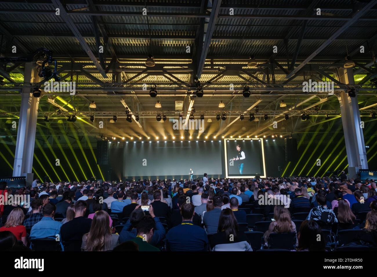 Crowd from below stadium hi-res stock photography and images - Alamy