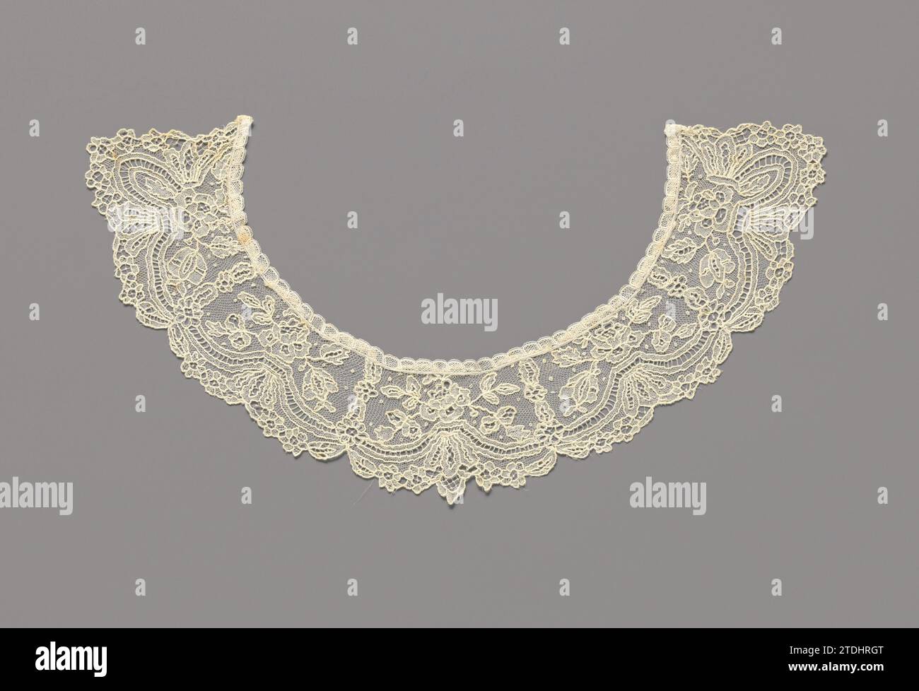 Collar of needle side with symmetrical pattern with five rose fields ...