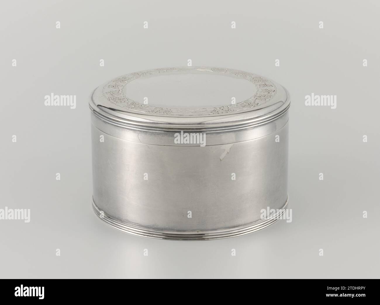 Silver drum, Francois Marcus Simons, 1803 Round drum of smooth silver ...