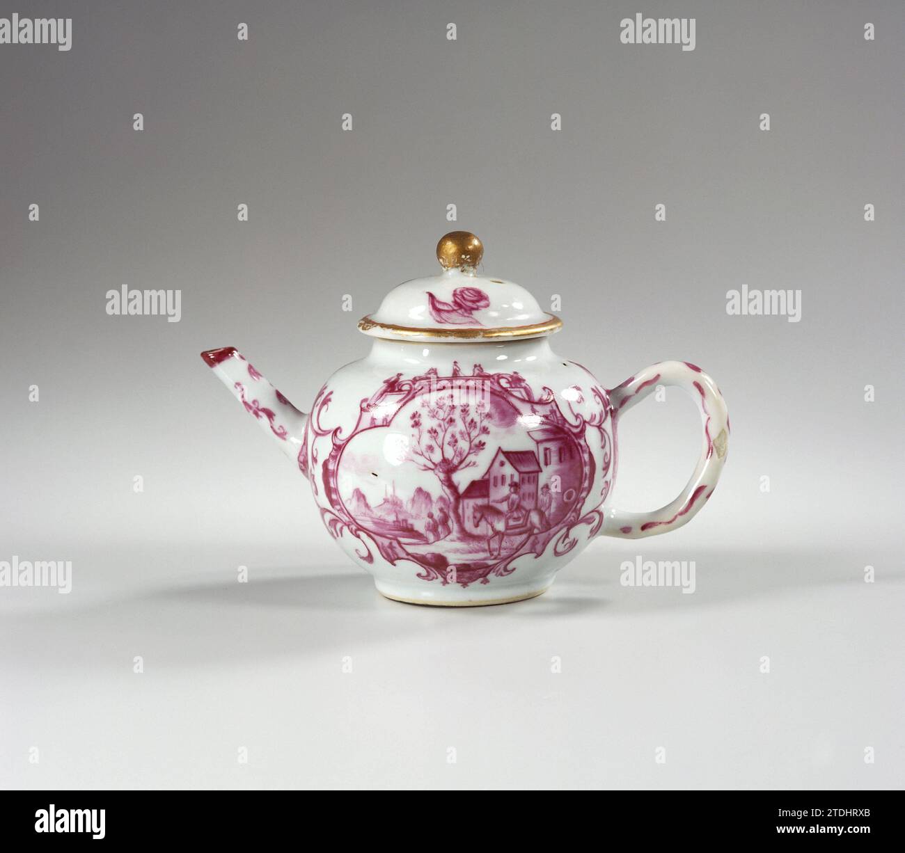 Teapot with two panels with European scenes, anonymous, c. 1725 - c ...