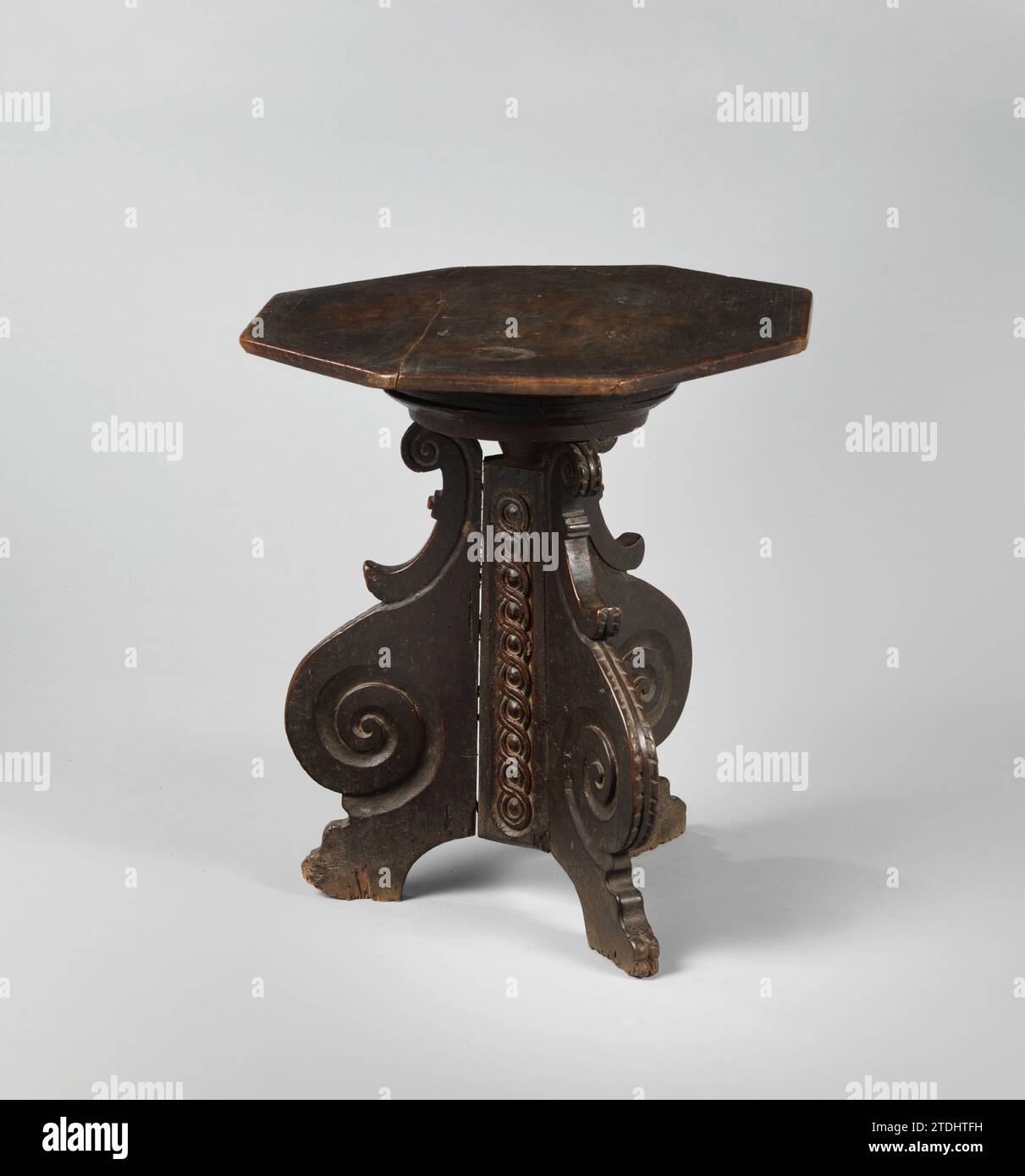 Table of Notenhout, Anonymous, 1500 - 1600 Nuthout table with octagonal ...