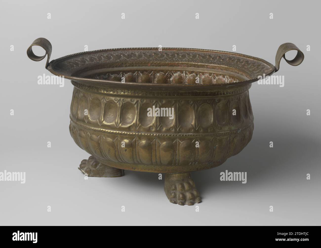 Cooling barrel with a godron list and a hollow egg list, on three claw ...