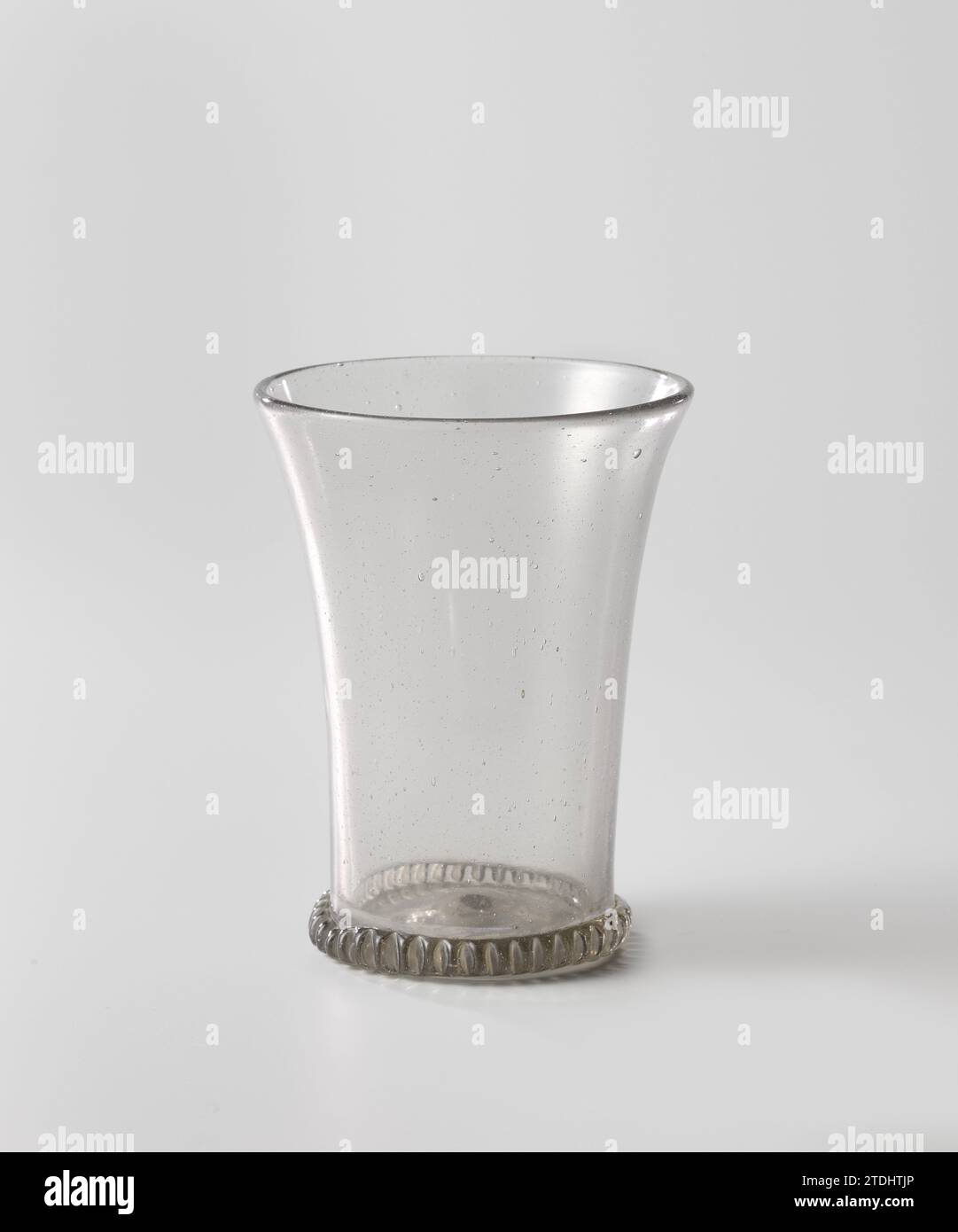 Cup, anonymous, c. 1550 - c. 1600 Cup with lightly inserted soil ...
