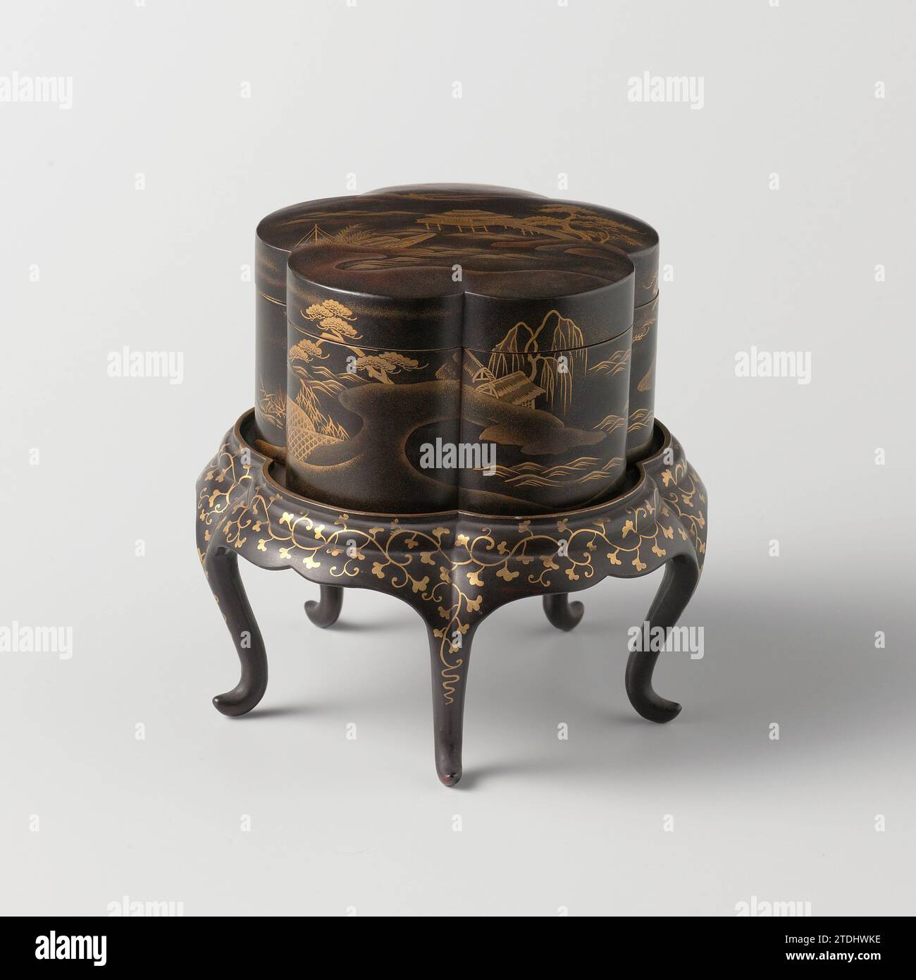 Box, lobed, with gilded landscapes on black soil, anonymous, 1700 ...