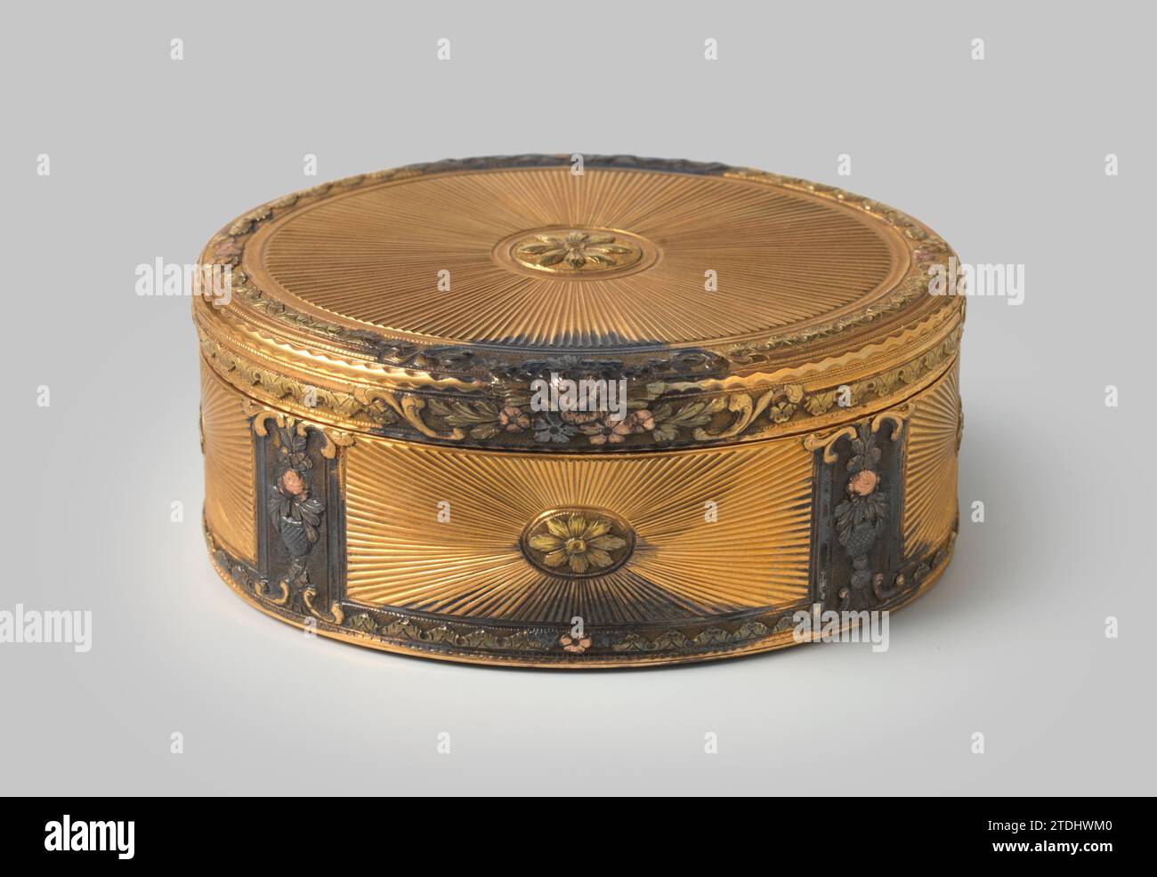 Snuifdoos, anonymous, 1775 Oval snuff box in 4 colors of gold, with ...