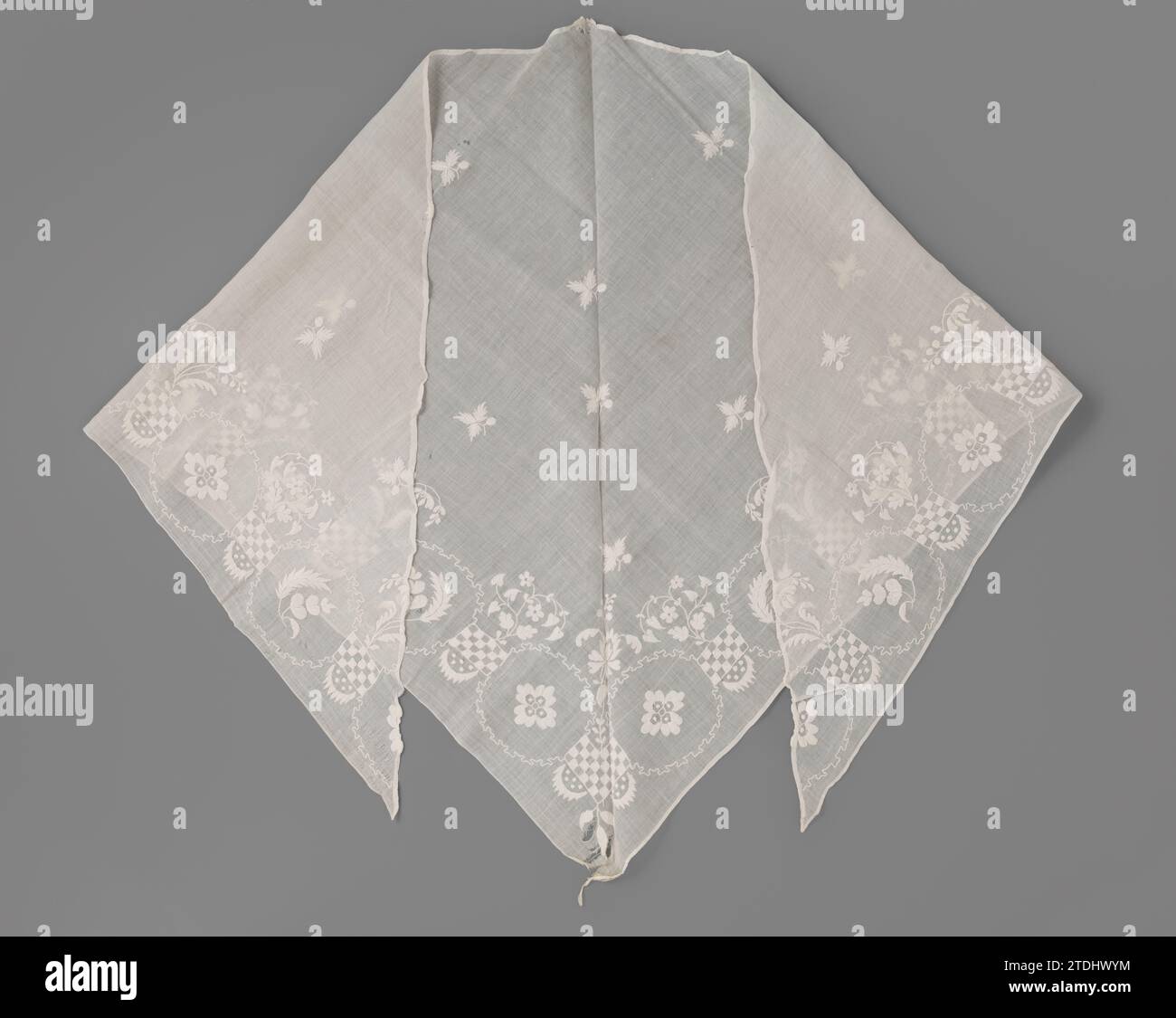 Fichu van Linnenbatist, triangular, embroidered with a floral and ...