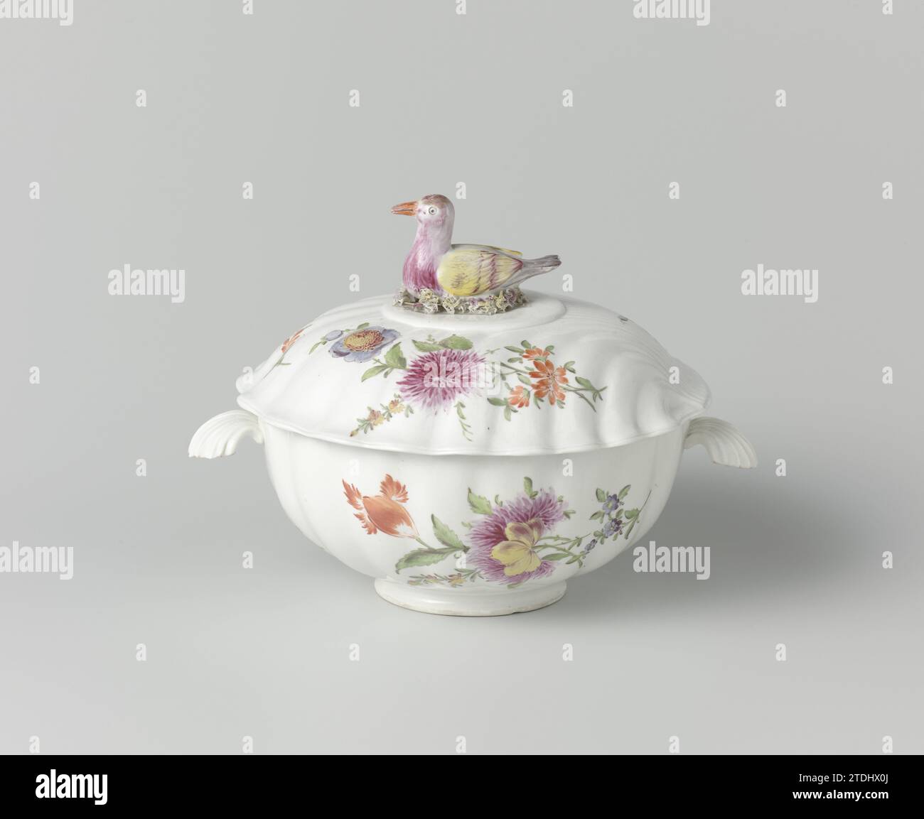 Turnen, Weesper Porceleinfabriek, c. 1759 - c. 1771 Terrine with ...