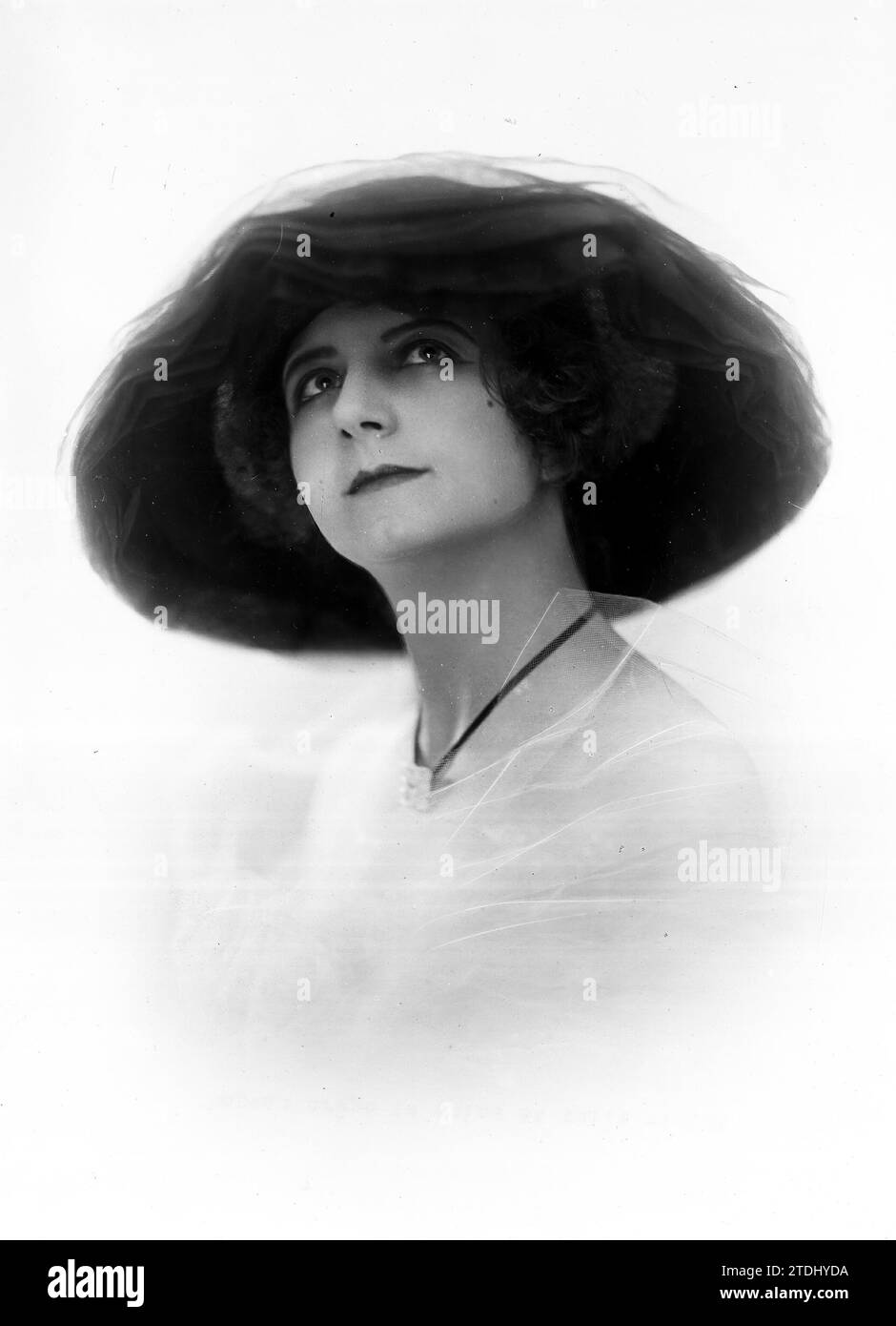 05/31/1921. Violet crepe and tulle hat. Model of the Eliane house ...