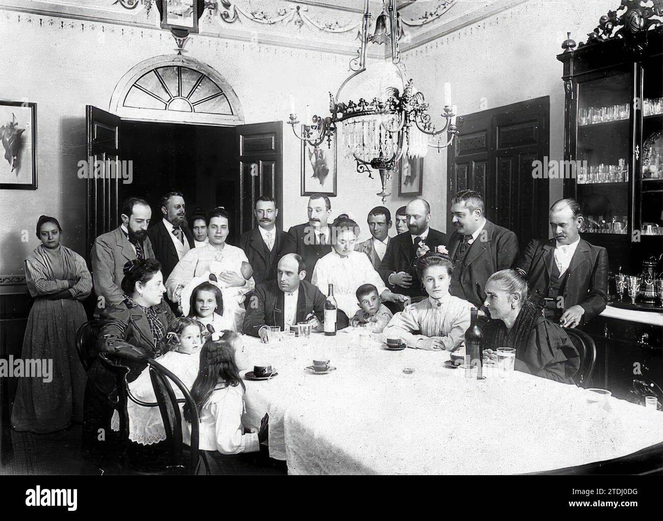 12/31/1898. Rafael Guerra, with his family in the dining room of his ...