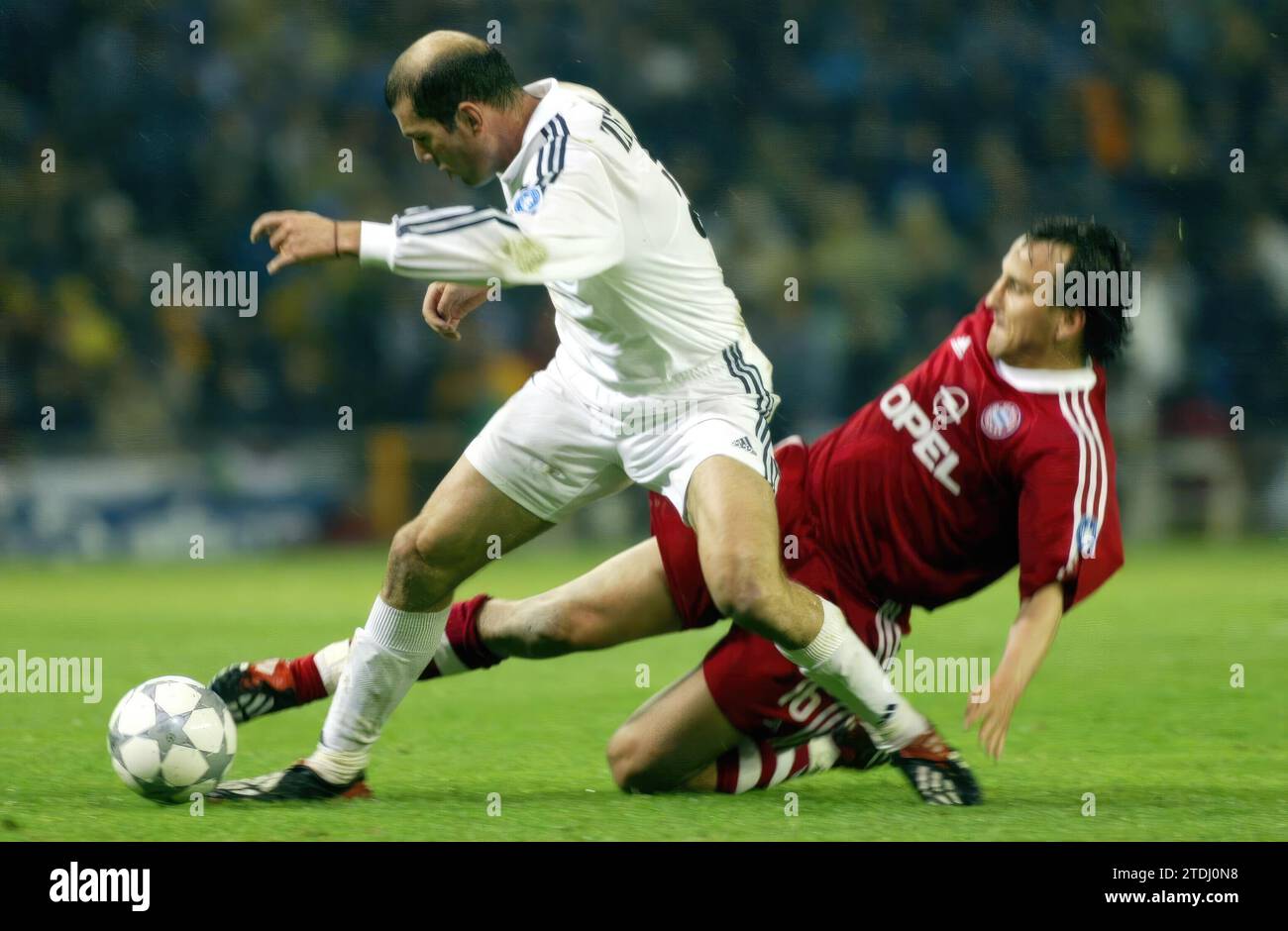 Zidane 2002 champions league hi-res stock photography and images - Alamy