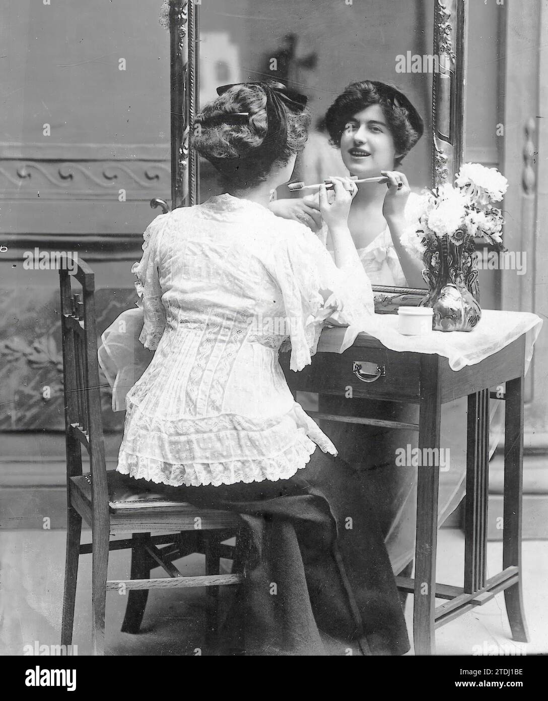 03/31/1913. The famous cuplet player La Fornarina, getting ready to go ...