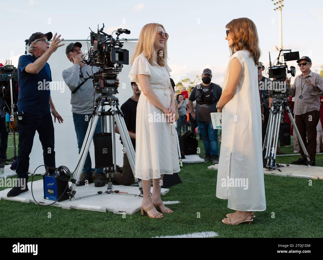 MAY DECEMBER, from left: director Todd Haynes, Julianne Moore, Natalie Portman, on set, 2023. ph ...