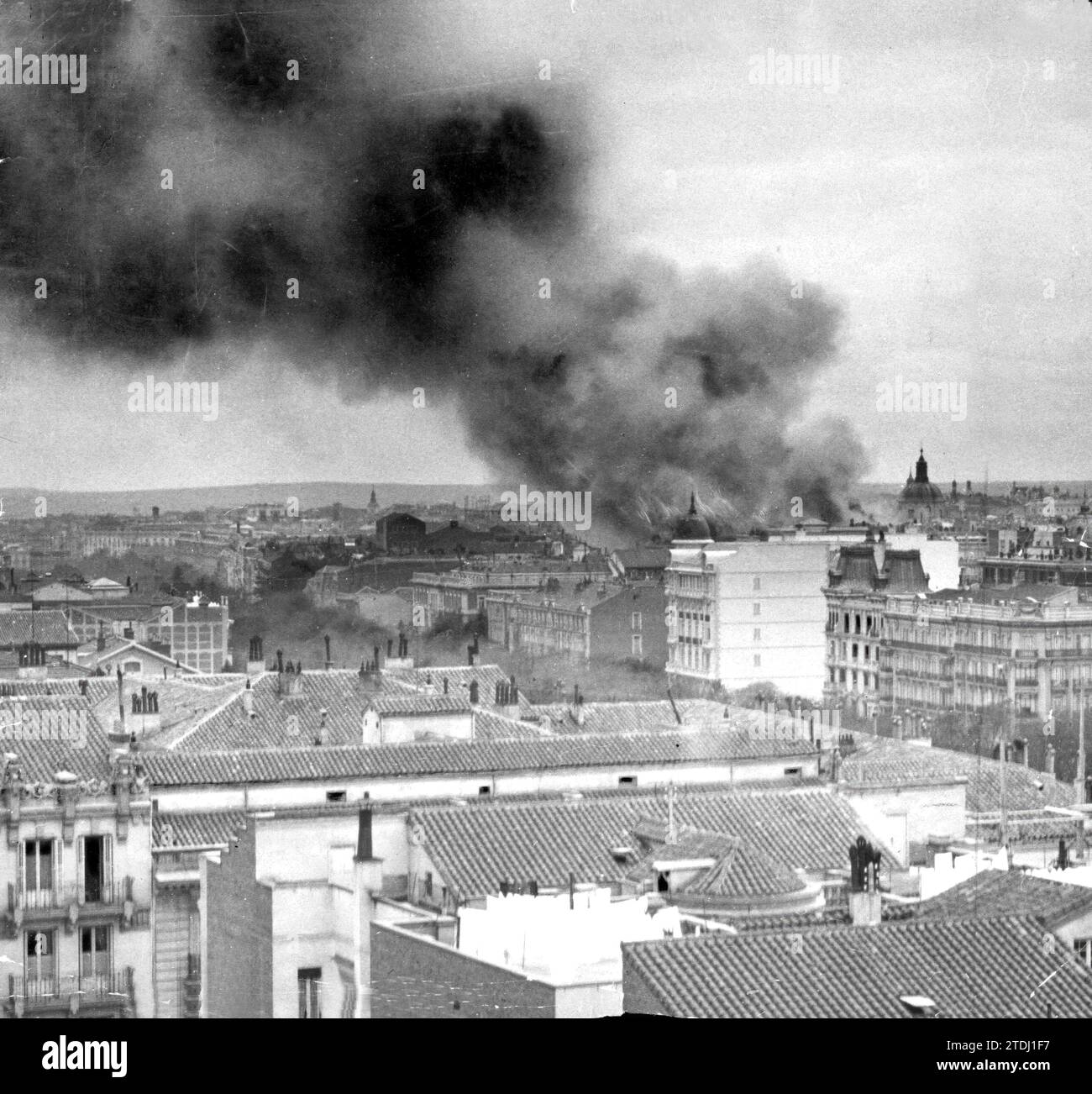 Madrid, 05/04/1915. The building caught in flames. A view of the Las ...