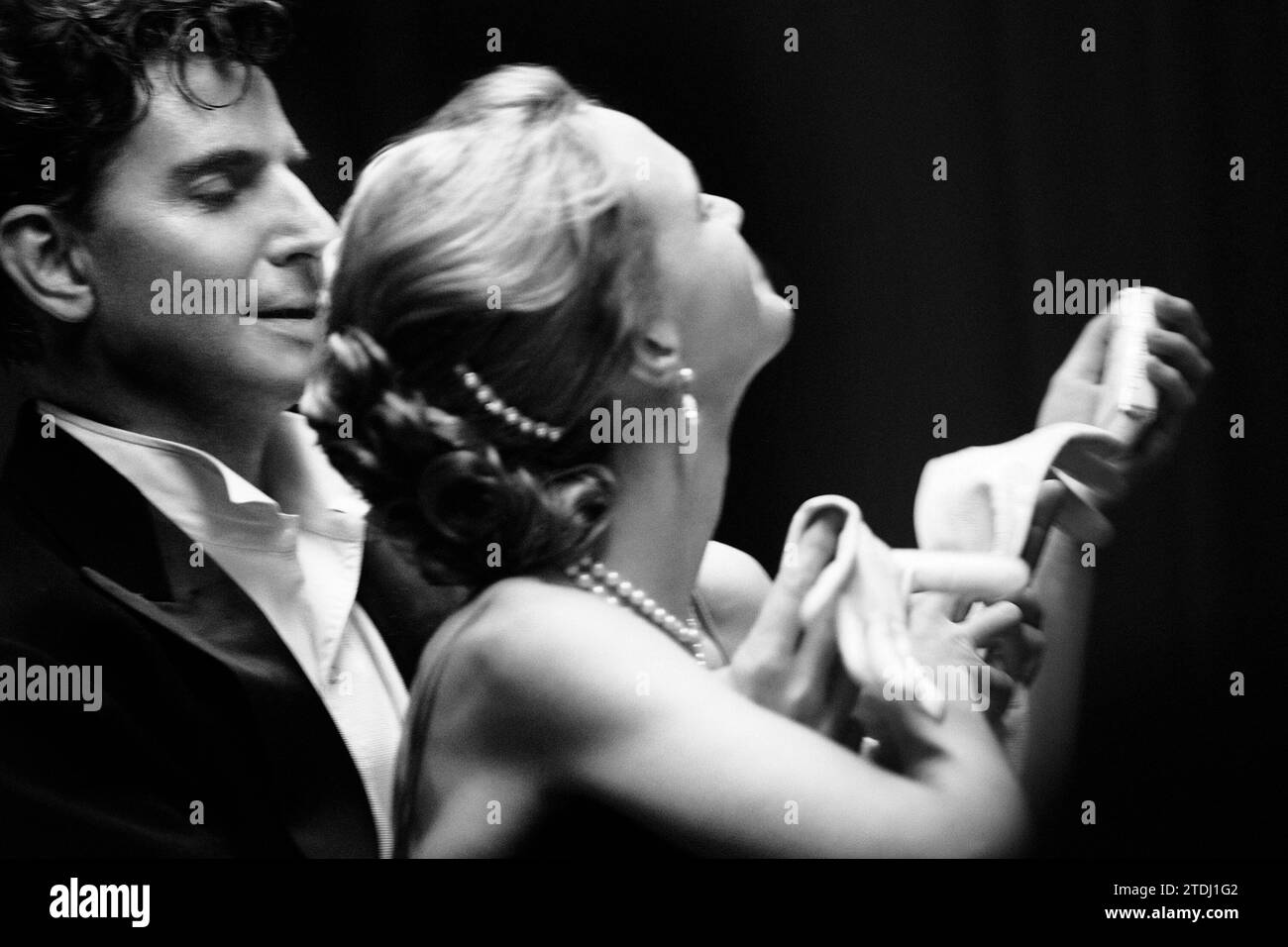 MAESTRO, from left: Bradley Cooper as Leonard Bernstein, Carey Mulligan ...