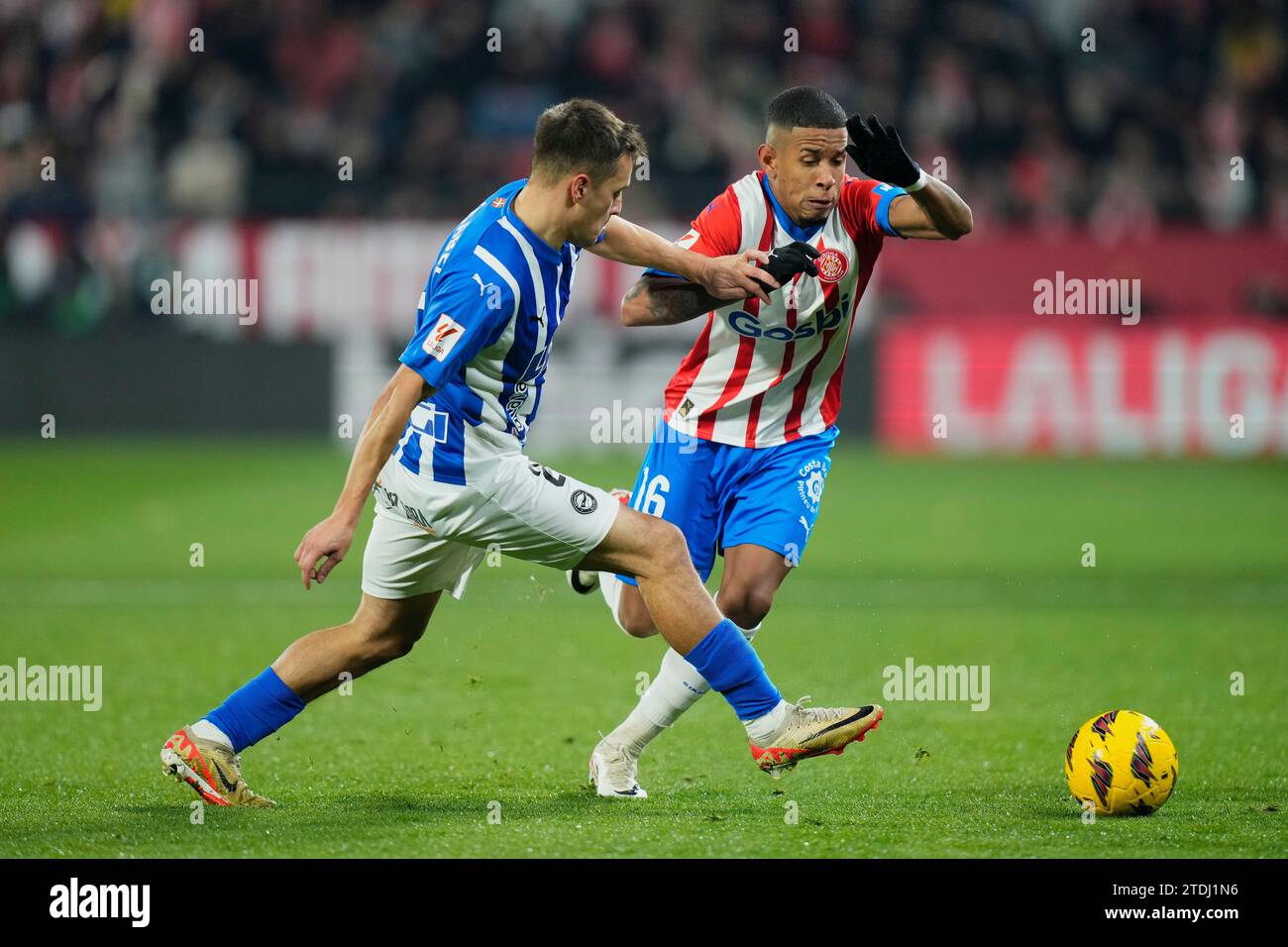 Girona, Spain. 18th Dec, 2023. Savio (Girona FC) duels for the ball ...