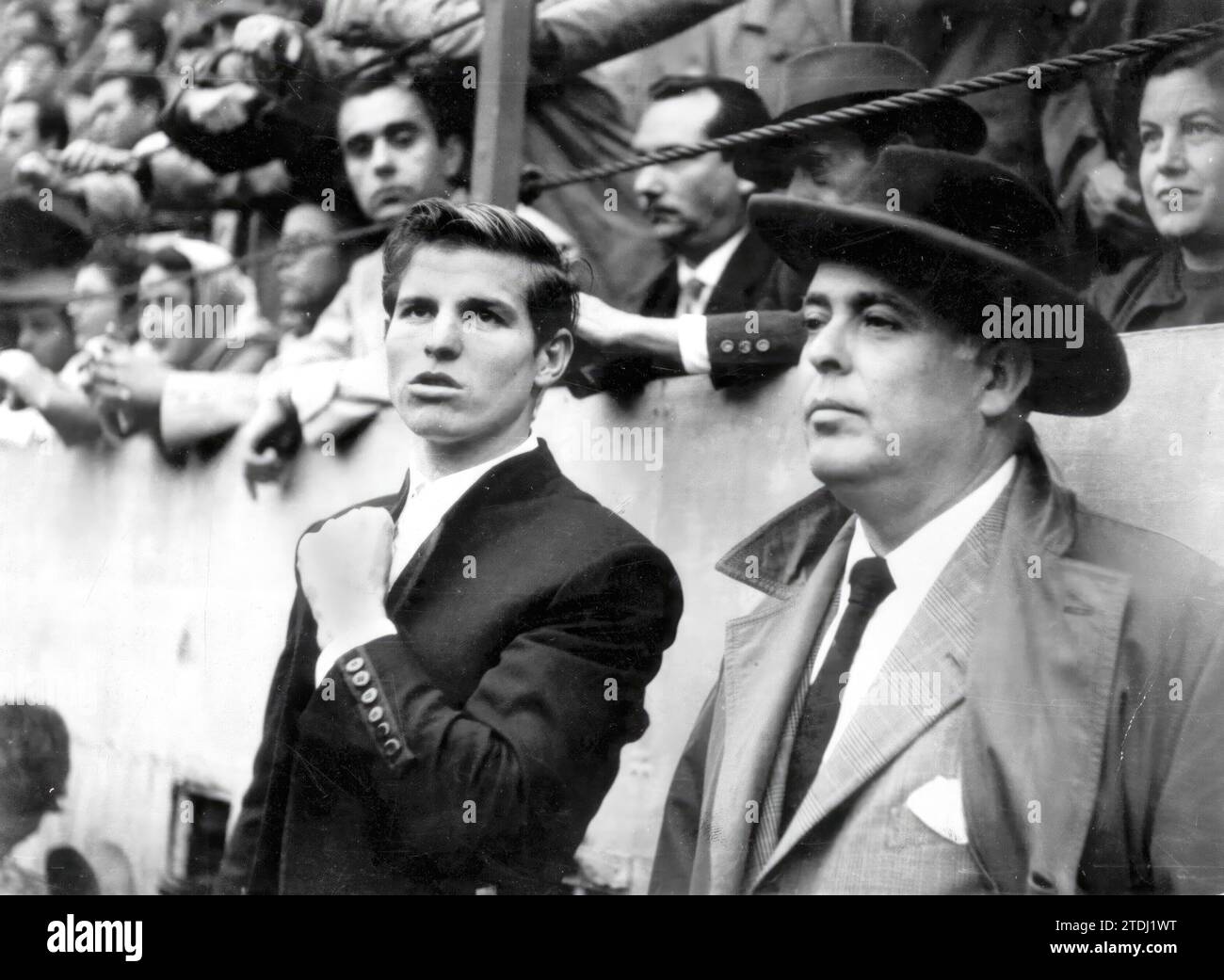 01/01/1960. "El Cordobés" along with his agent Don Rafaél Sánchez Ortiz, nicknamed "El Pipo ...