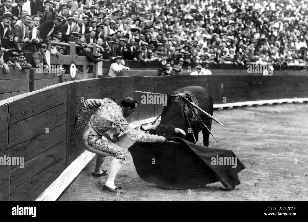 Valencia, 07/27/1926. At the Fair bullfights. The right-handed Sánchez ...