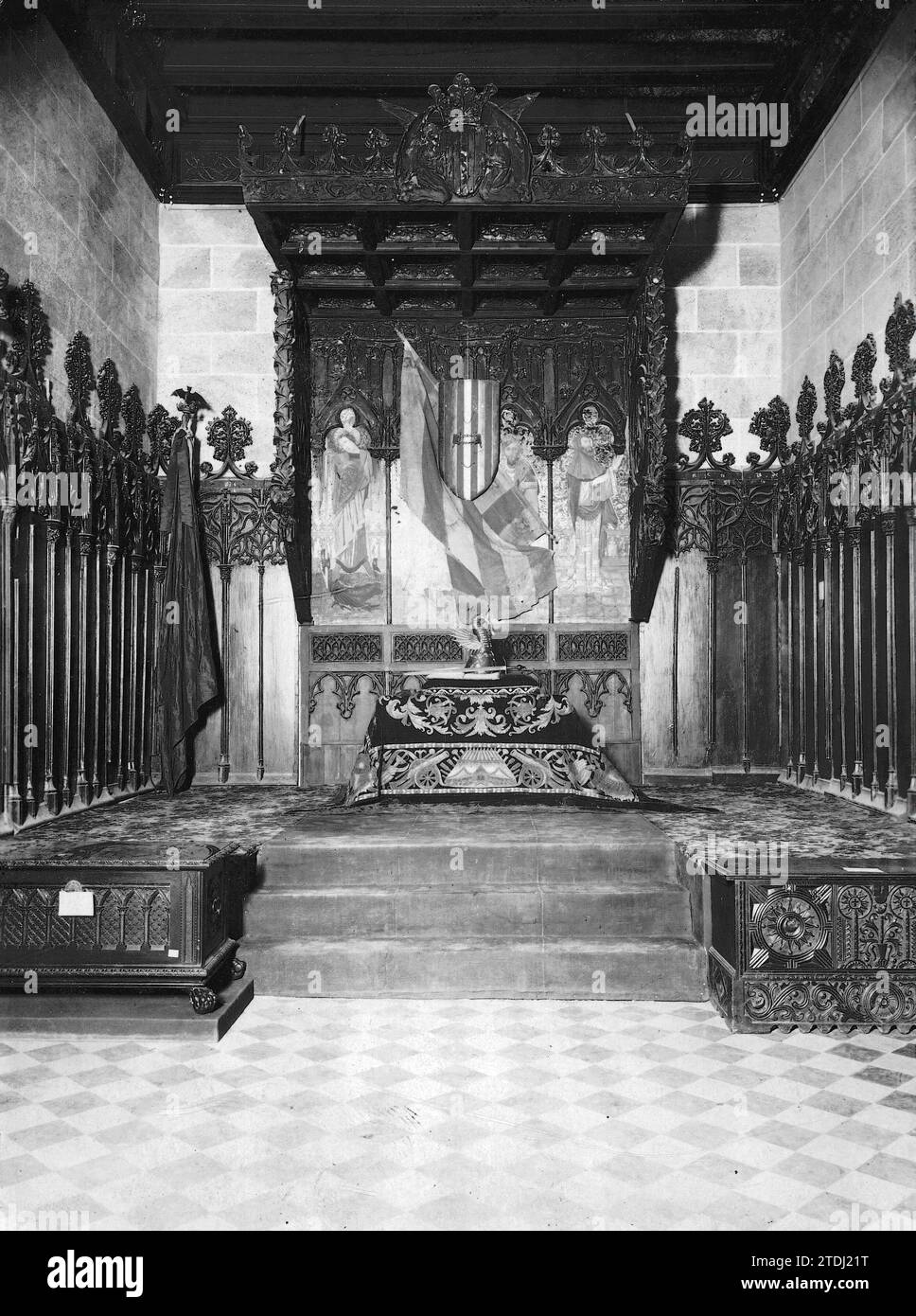 06/04/1908. Valencia. Retrospective art exhibition. The dais of honor ...