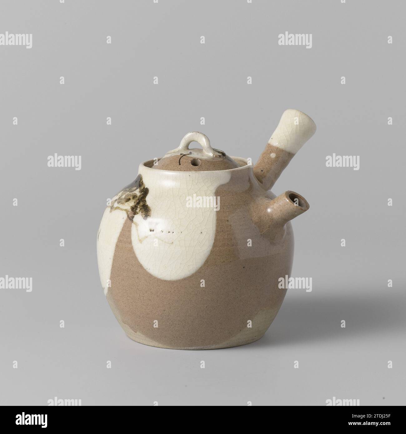 Ovoid teapot with a tree, anonymous, c. 1600 - c. 1800 Egg -shaped teapot made of stoneware with ...