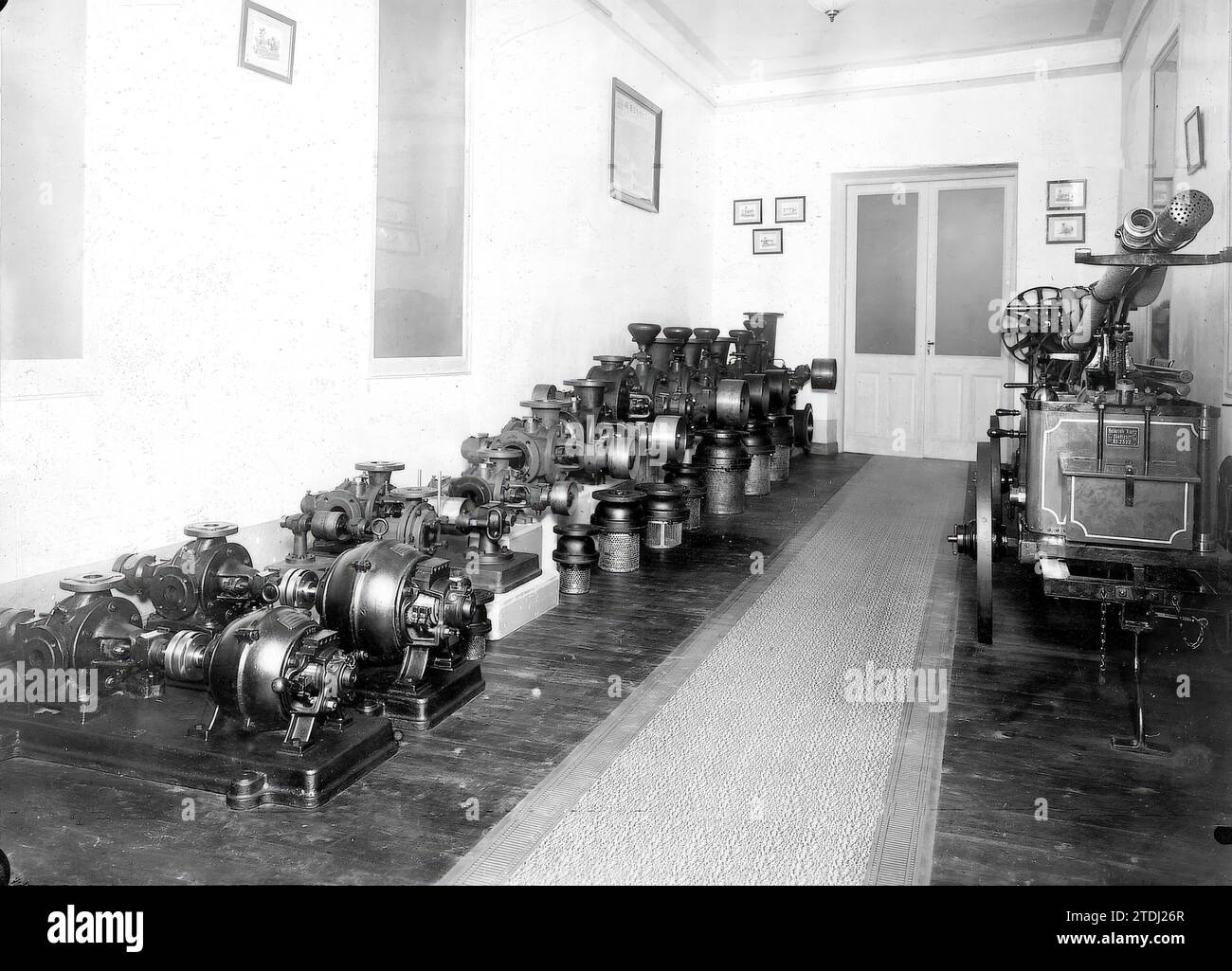 09/30/1908. Exhibition of machinery from the Carlos-Hinderer house. Gas ...