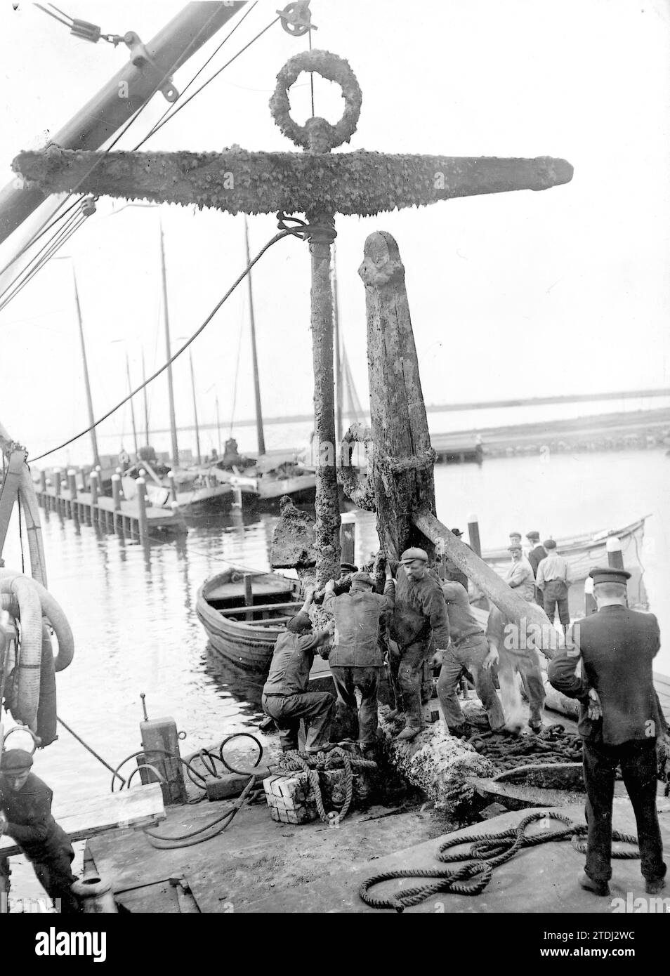 08/31/1911. Rescue of a shipwrecked ship. Time to extract the anchors ...