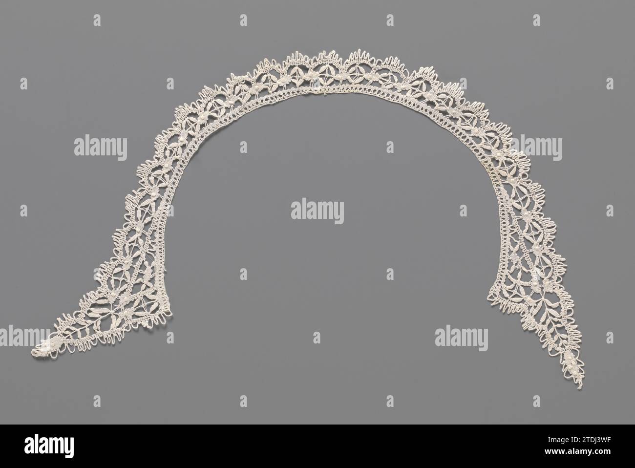 Kloskant collar with geometric pattern of double zigzag with bow edge ...
