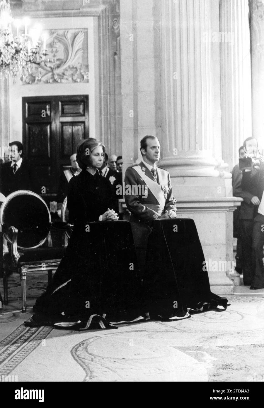 11/21/1975. Don Juan Carlos and Doña Sofía Preside over the burning ...