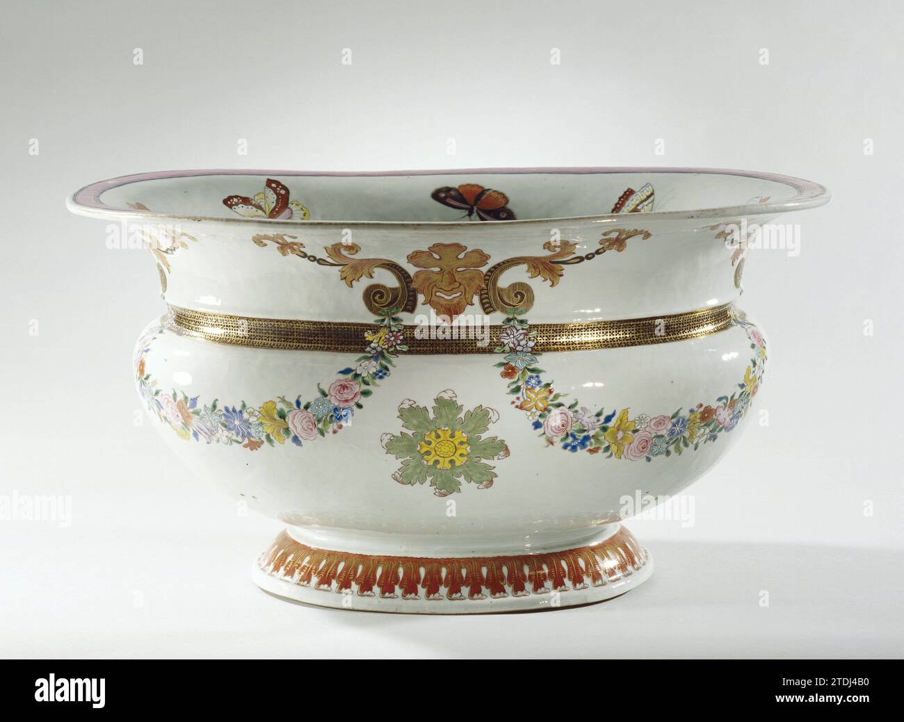 Large oval basin hi-res stock photography and images - Alamy