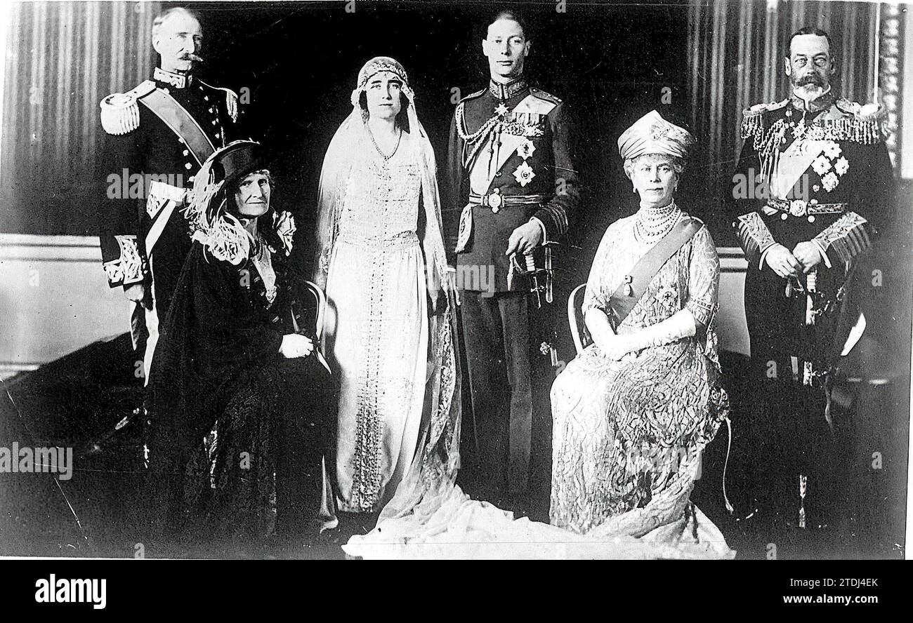 On his wedding day in 1923, with his parents, Lord and Lady Strathmore ...