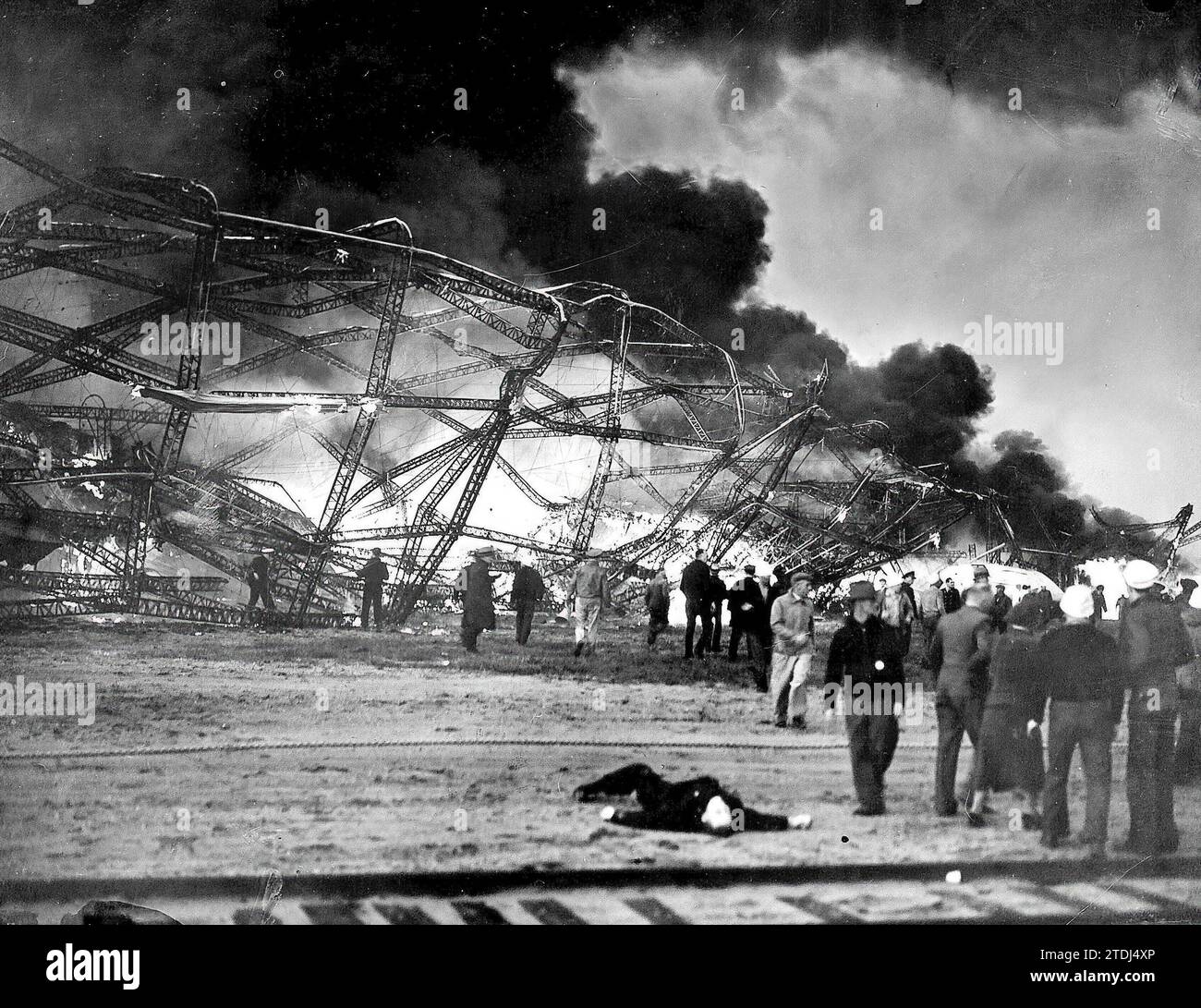 Hindenburg airship hi-res stock photography and images - Alamy