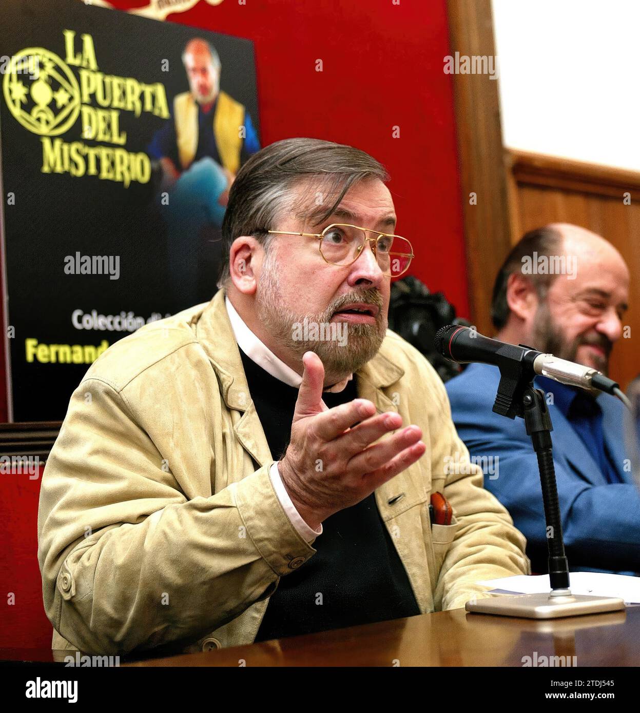 09/23/2002. Madrid, 9-24-02. -Chicho Ibáñez serrador with Professor ...