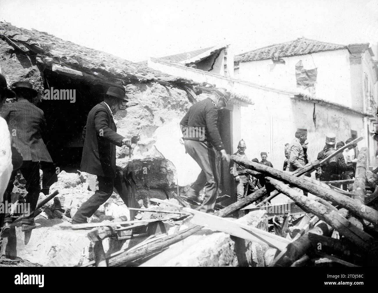 03/31/1909. Earthquakes in Portugal. The Duke of Porto (X), uncle of ...