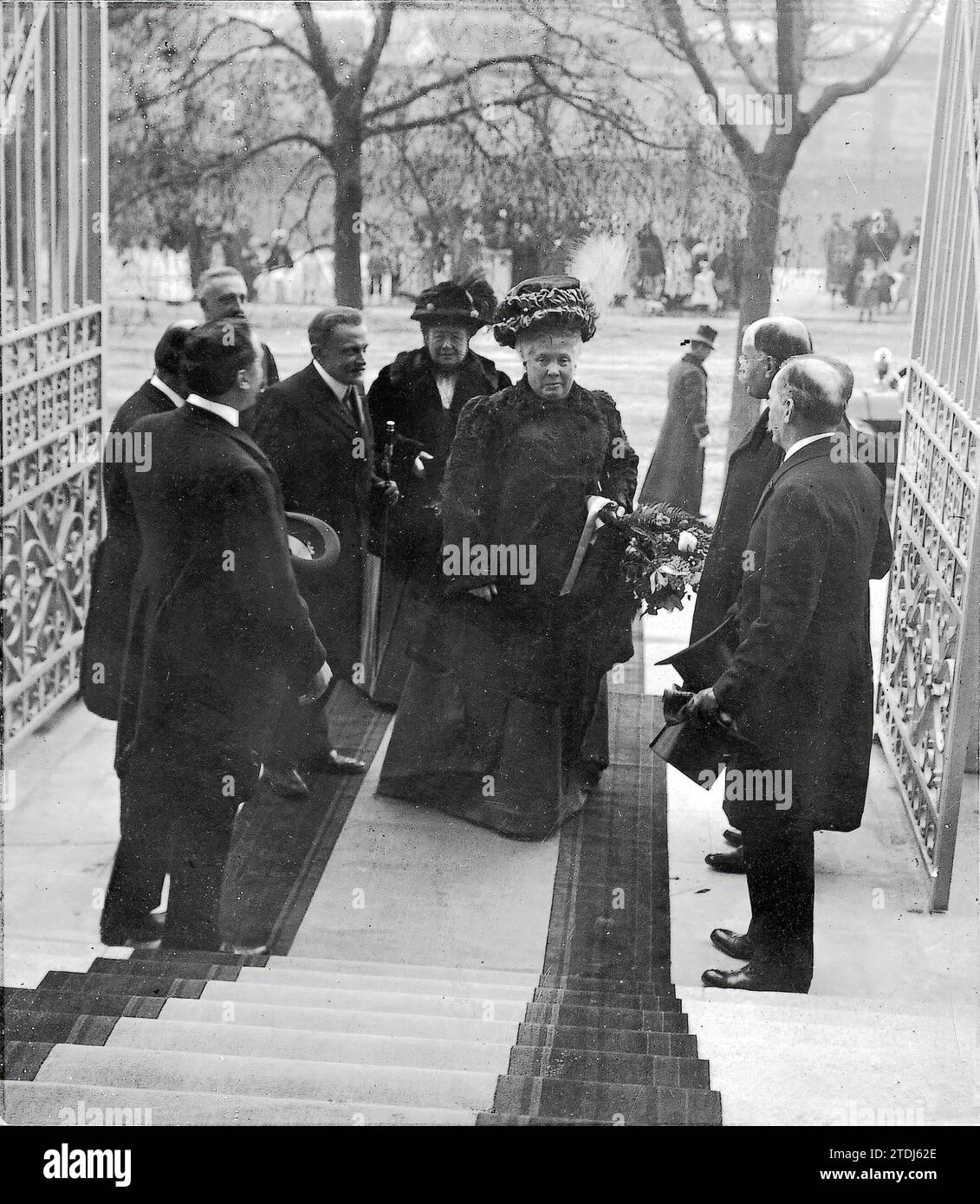 12/09/1909. The Infanta Doña Isabel Visiting the School of Mining ...