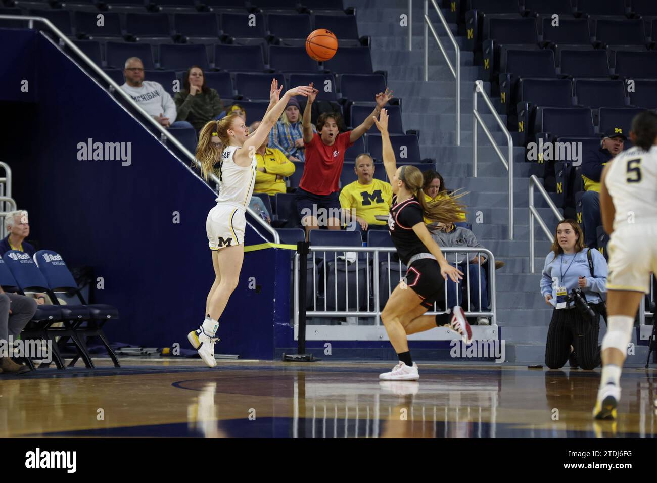 ANN ARBOR, MI - NOVEMBER 29: Michigan Wolverines guard Lauren Hansen (1 ...
