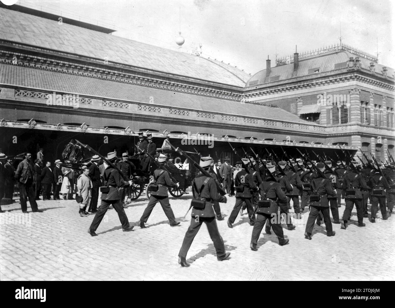 07/31/1910. Parade in front of the car of the ambassador of the Troops ...