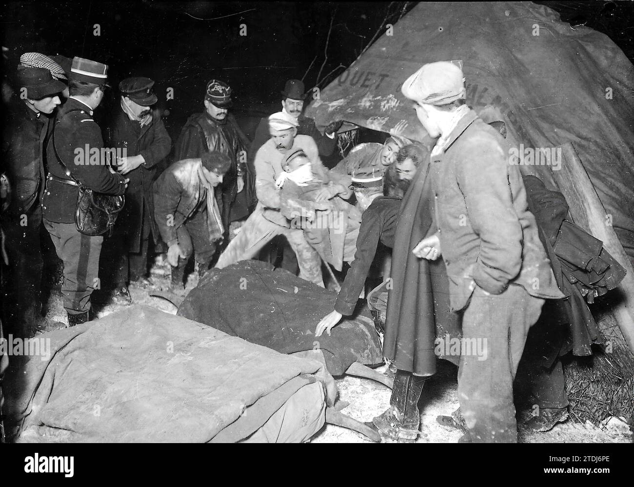 Butot Venesville (France), January 1911. A landslide left some workers ...
