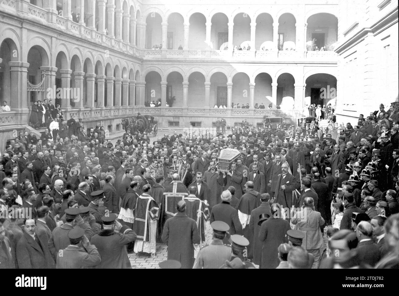 01/01/1920. Barcelona. After the Attack. The burial of the unfortunate ...