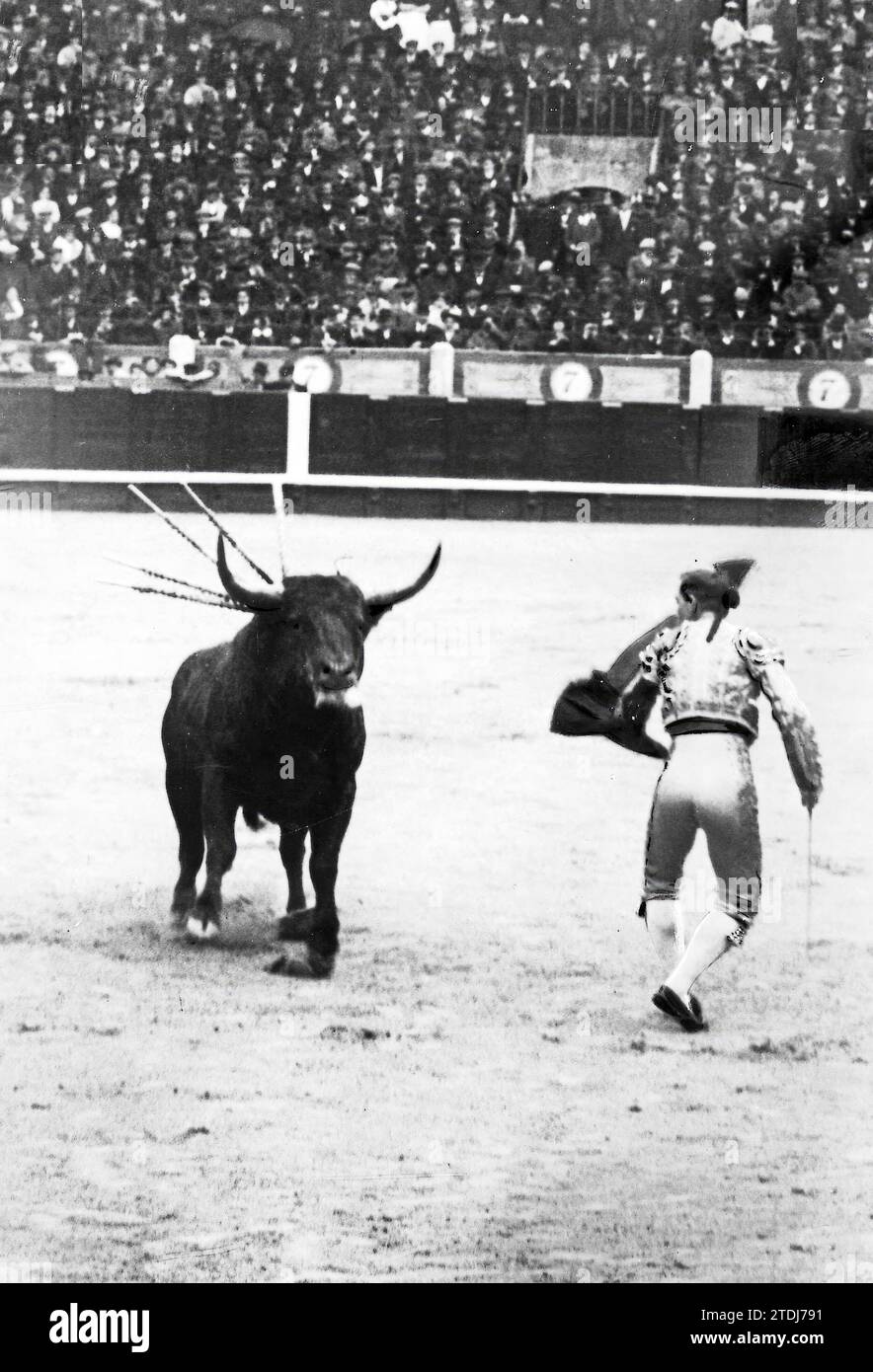 Chest pass hi-res stock photography and images - Alamy