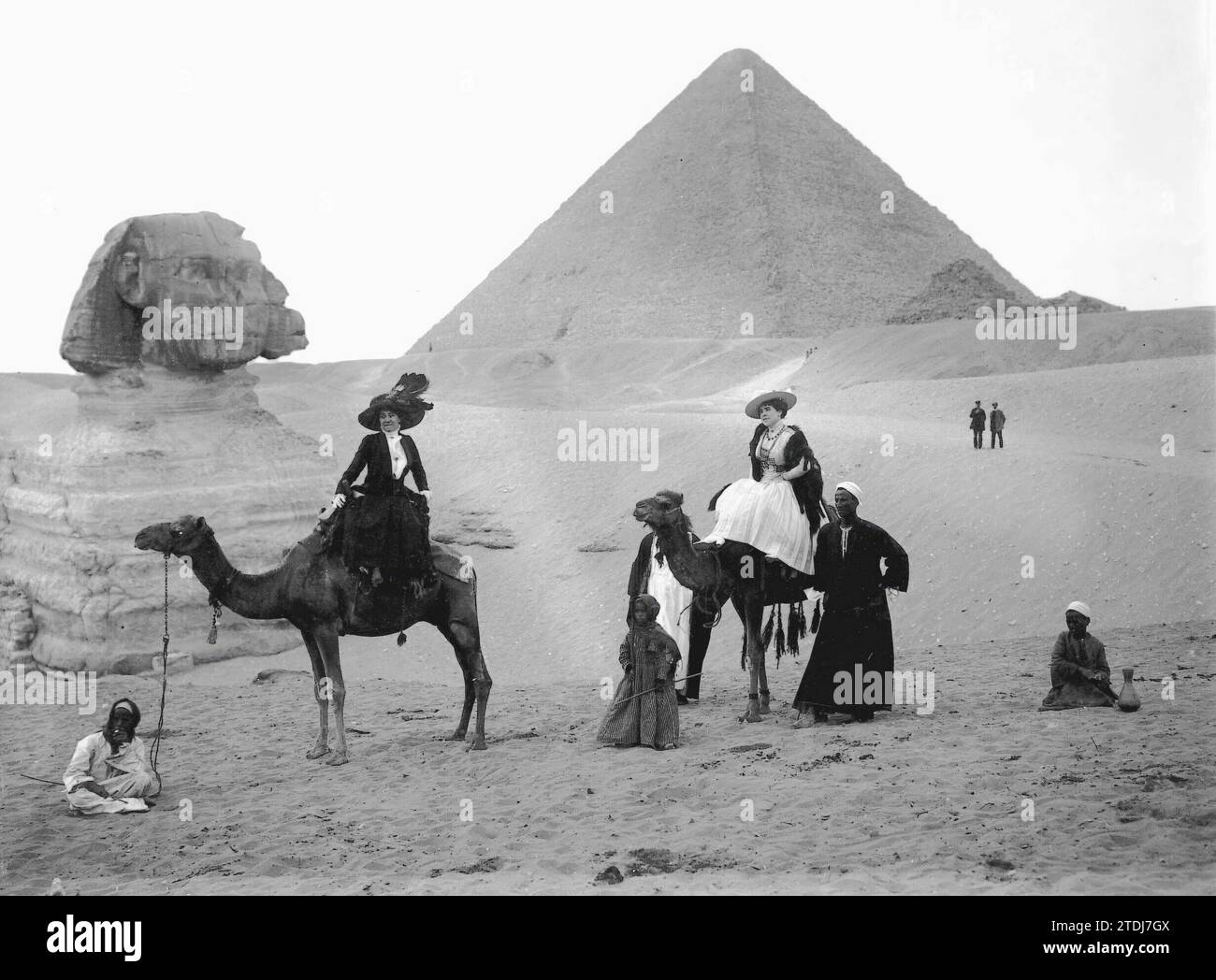 Gizeh (Egypt), 1910. Fashionable trip of tourists. Two elegant ladies ...