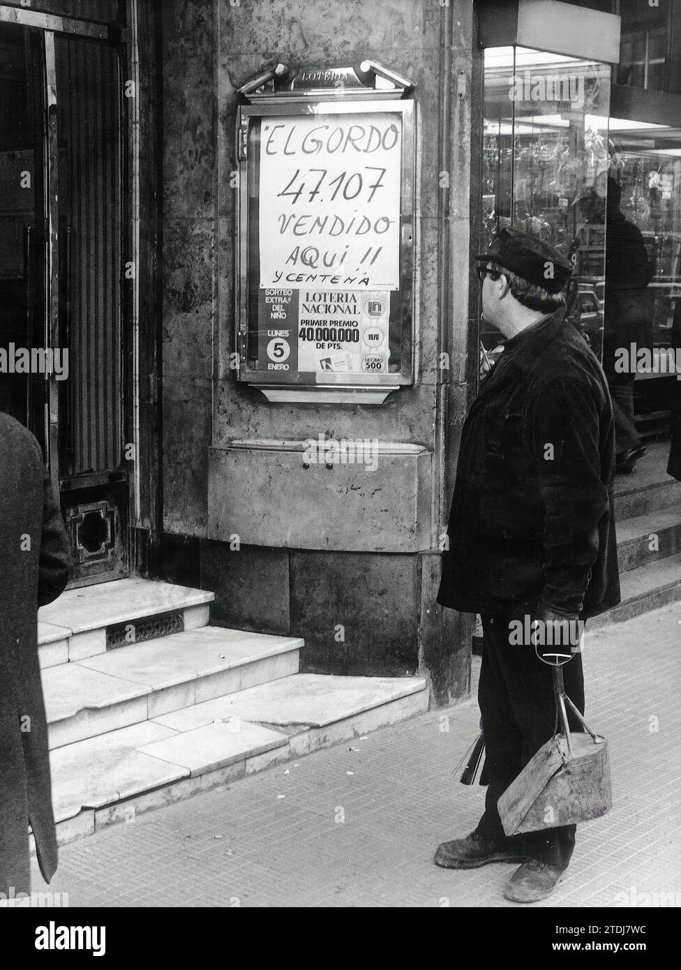A street sweeper looks at the poster of "doña Manolita", administration ...