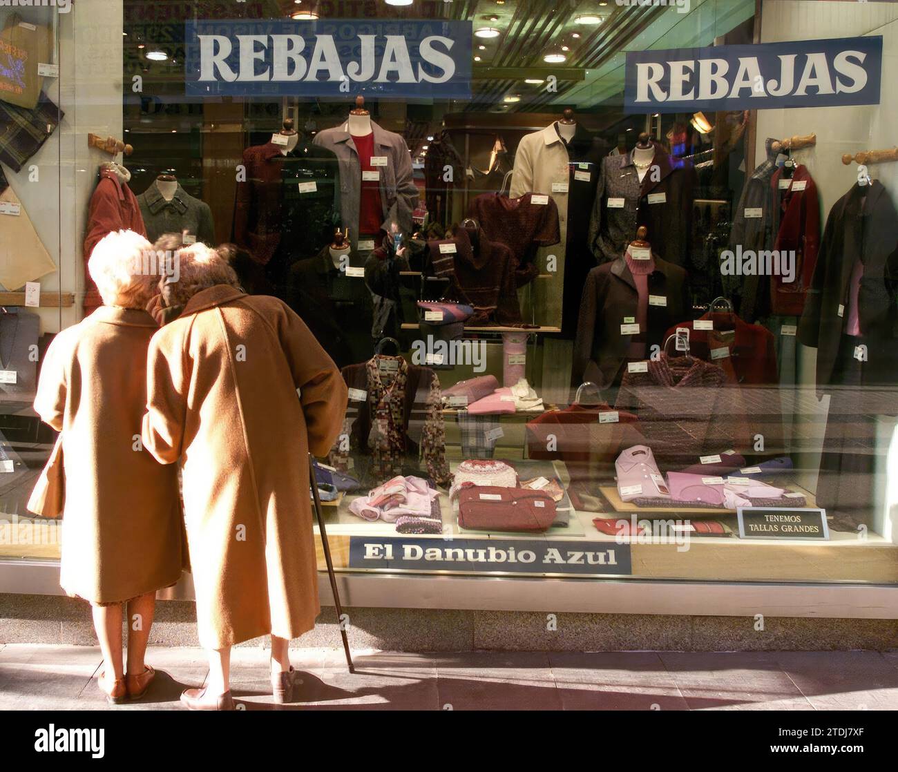 Madrid. 01/07/2002. Some ladies look at the window of a business on ...