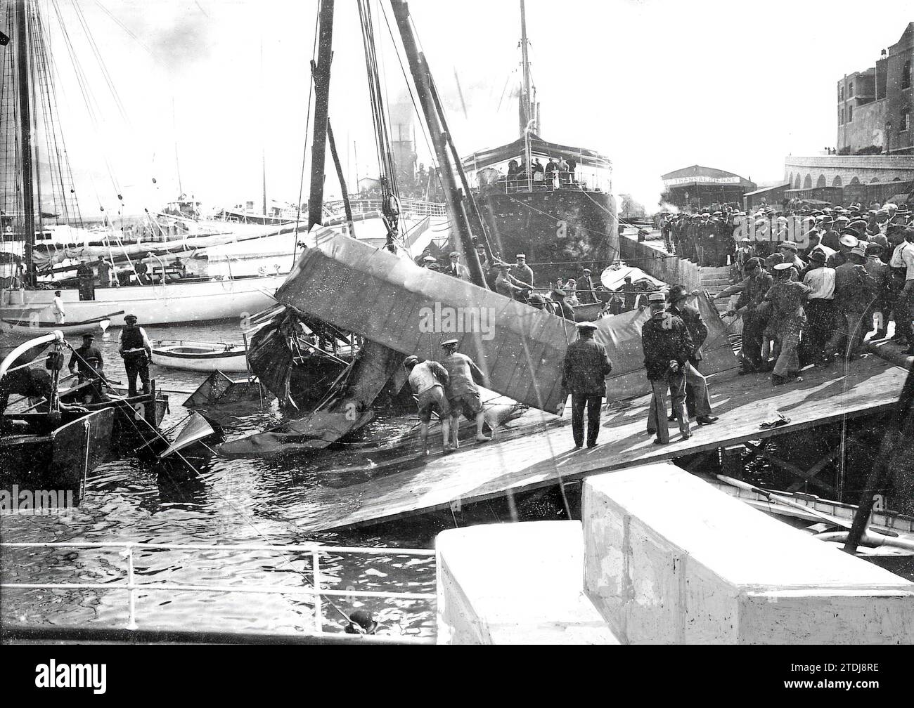 Hydroplane accident hi-res stock photography and images - Alamy