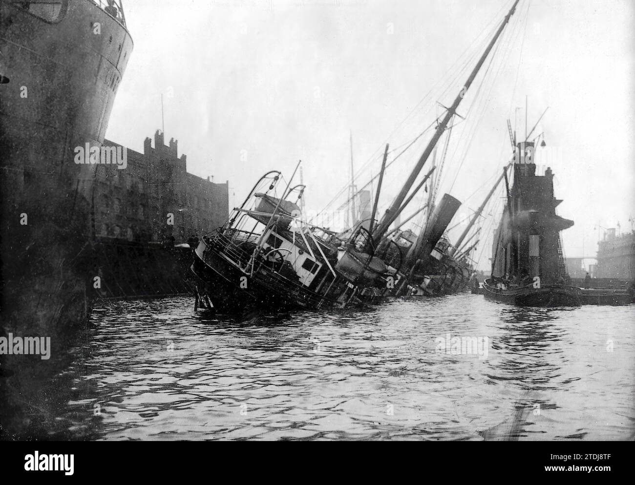 Hamburg, 1911 (ca.). Moment when the 3,000-ton English steamer called ...
