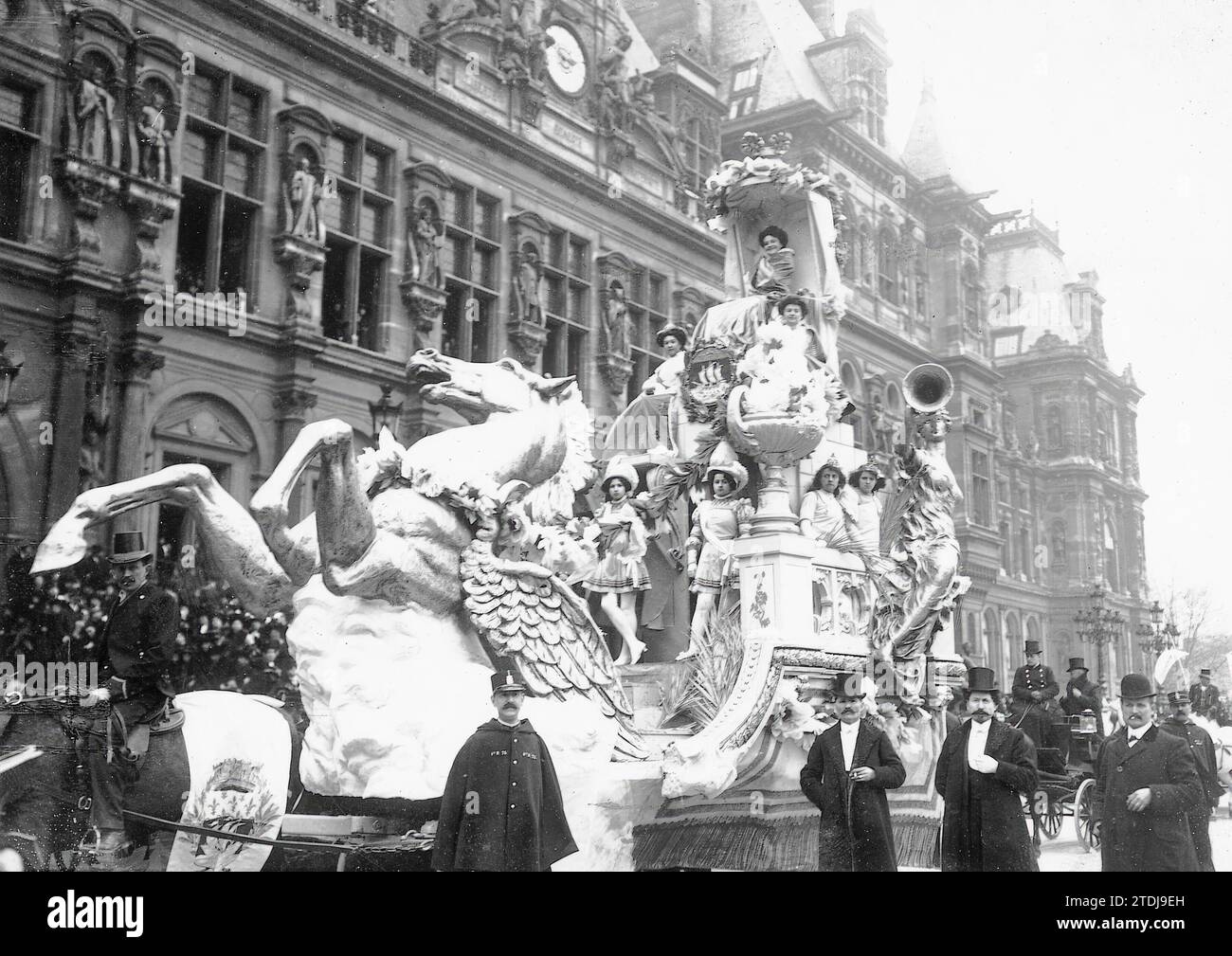 02/28/1910. The Mi-Careme Festivals in Paris. The carriage of the Queen ...